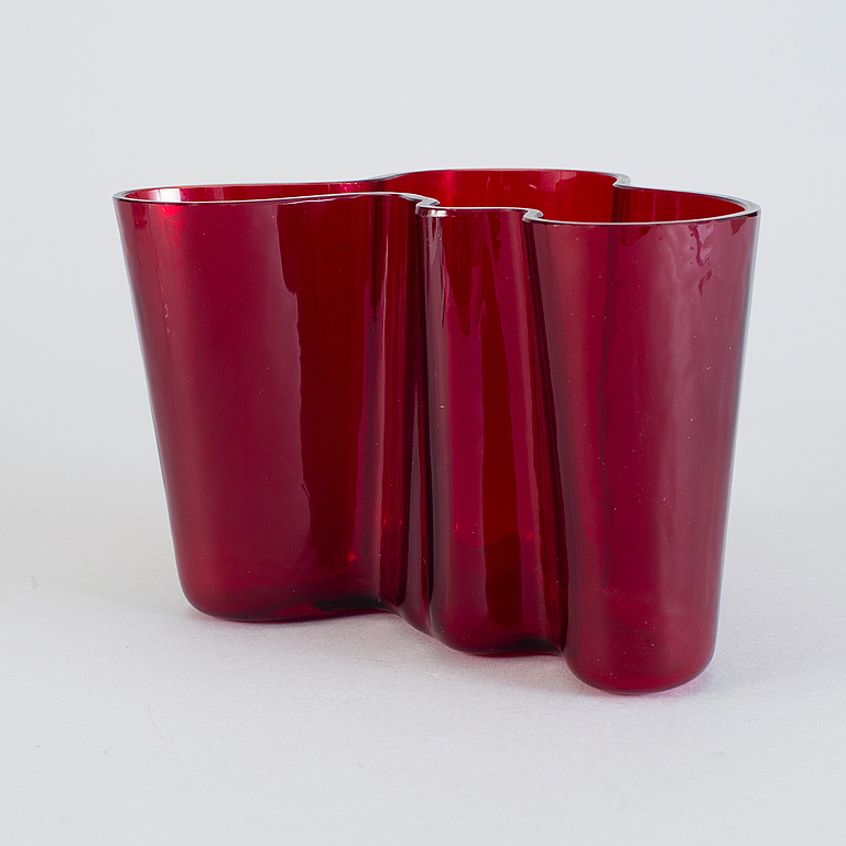 A Savoy vase by Alvar Aalto for Iittala. Designed in 1937 and this ...