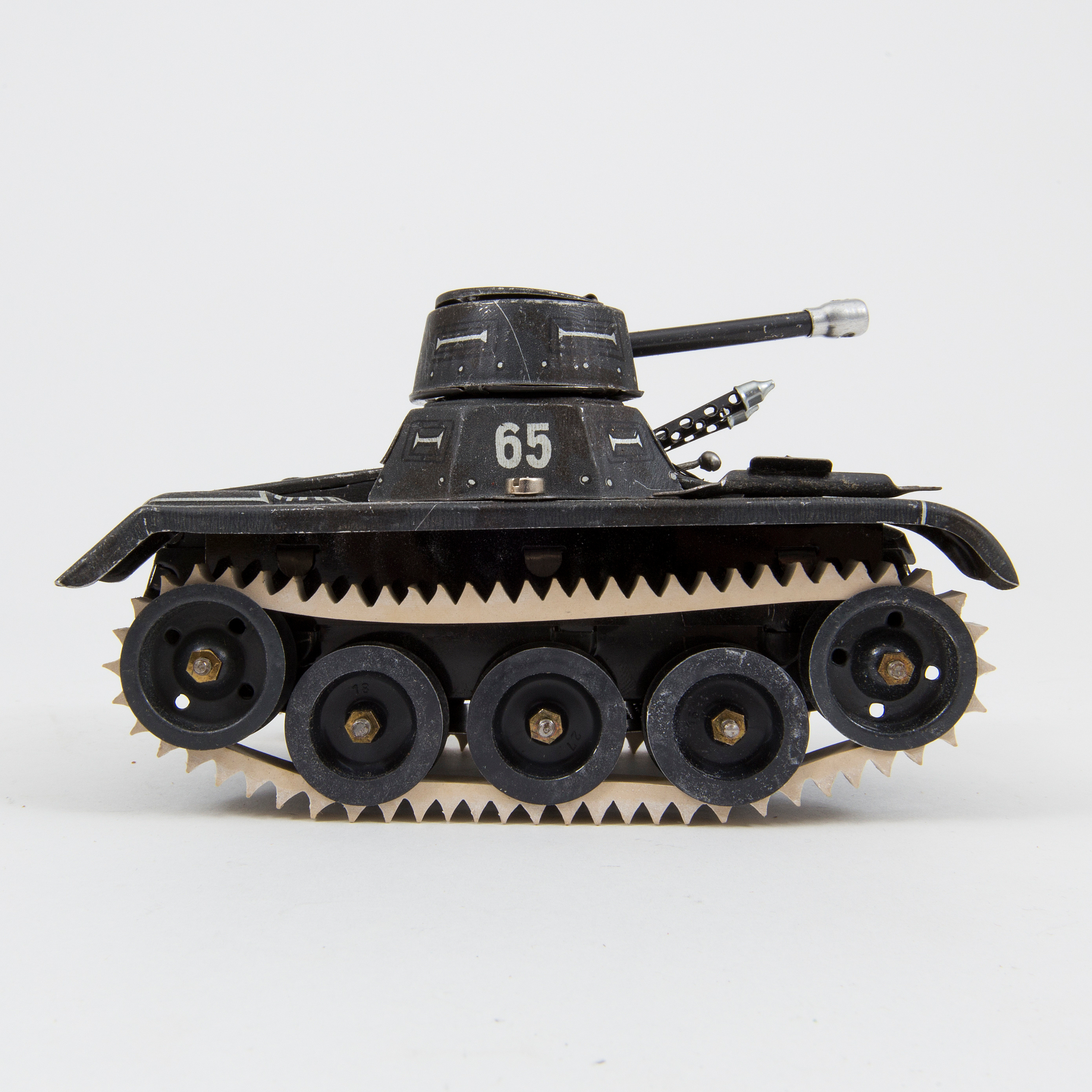 A Gama "Montage Tank" and twelve mini-tanks, Germany 1950s. - Bukowskis