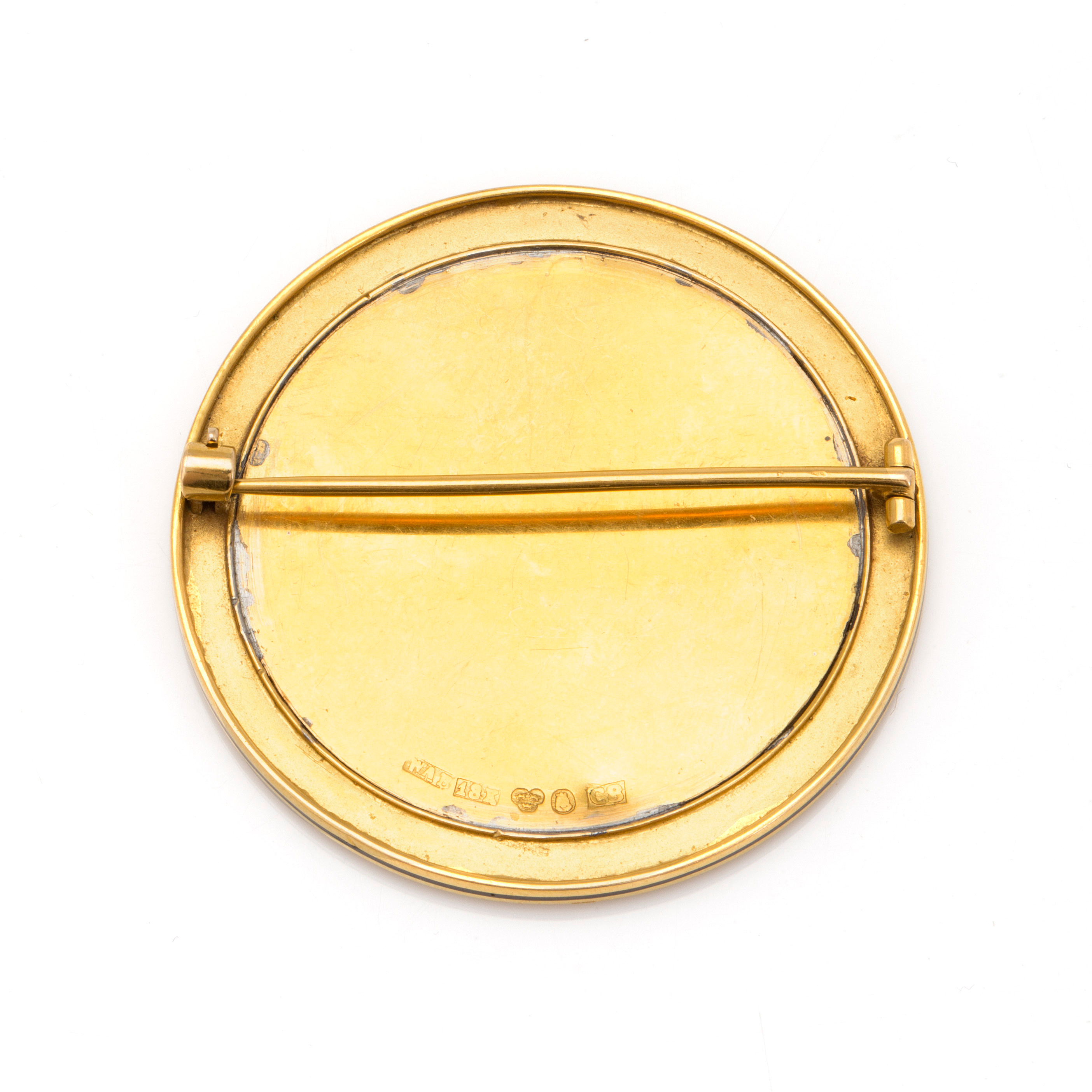 BROSCH med skuren elfenbensplatta och meanderslingar i emalj. - Bukowskis