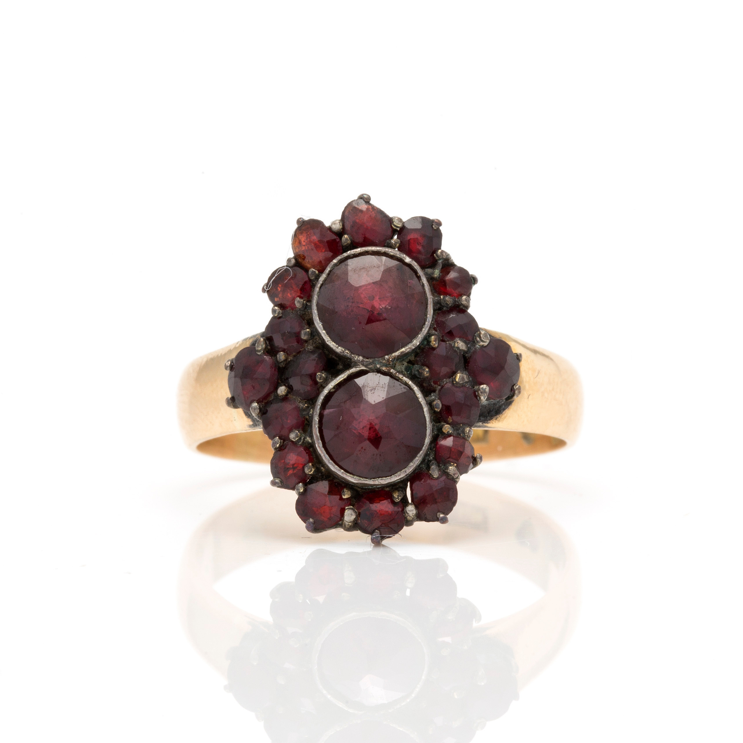 RING med fasettslipade granater. - Bukowskis