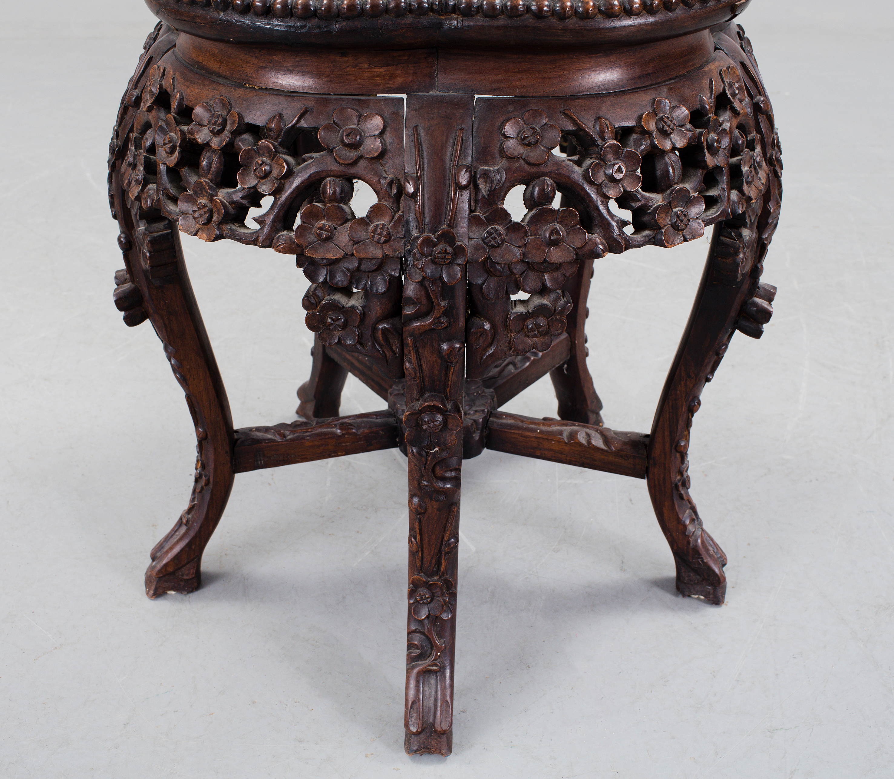 A Chinese hardwood table, late Qing dynasty, 19th Century. - Bukowskis