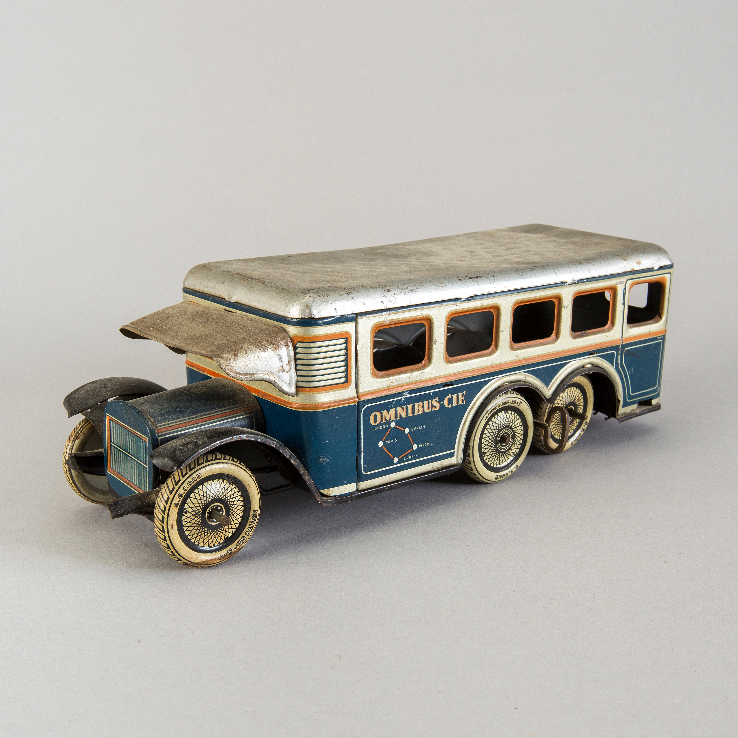 A Günthermann tinplate "Omnibus Cie" toy bus, Germany, 1930s. - Bukowskis