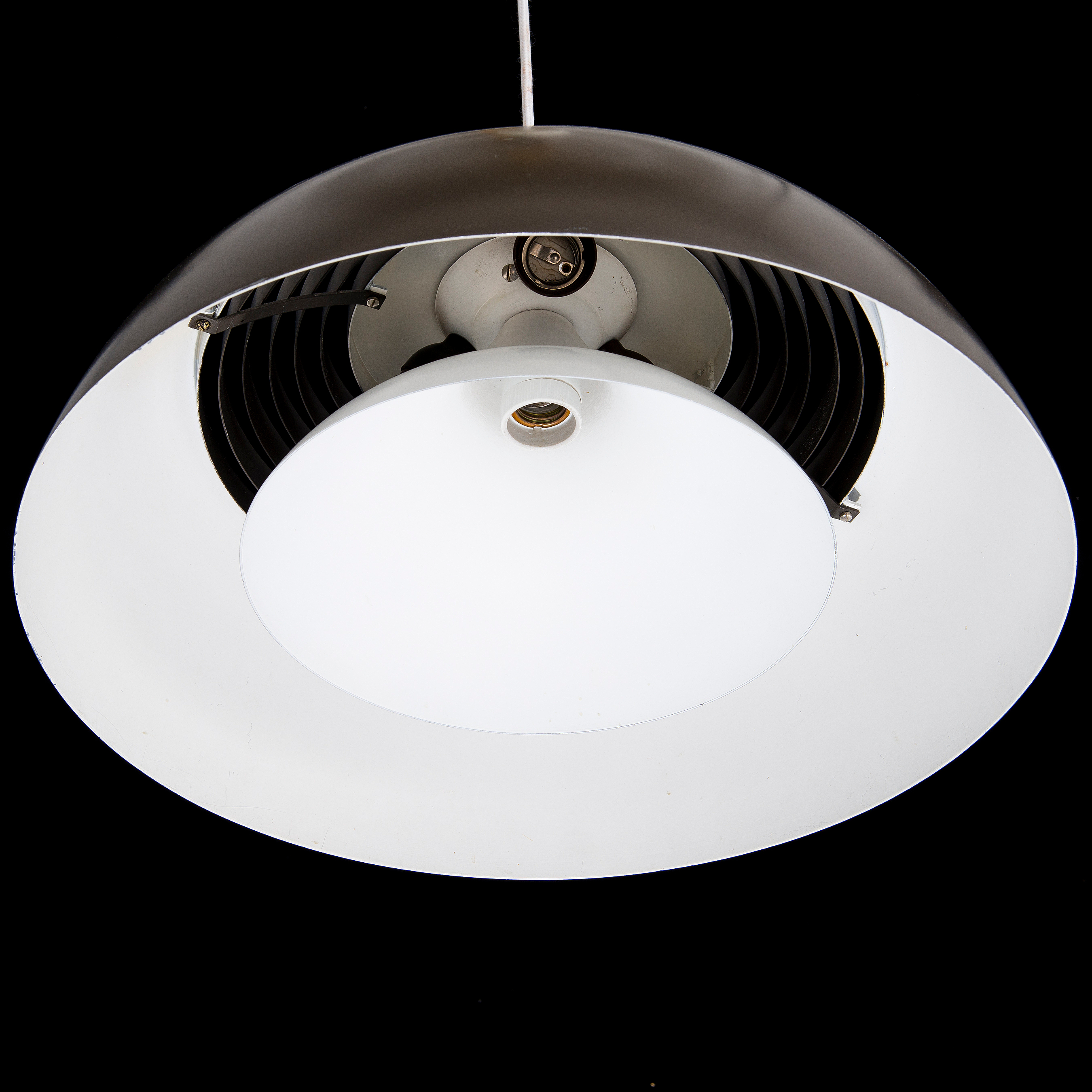 ARNE JACOBSEN, taklampa, "AJ-pendel", Louis Poulsen. Modellen formgiven ...