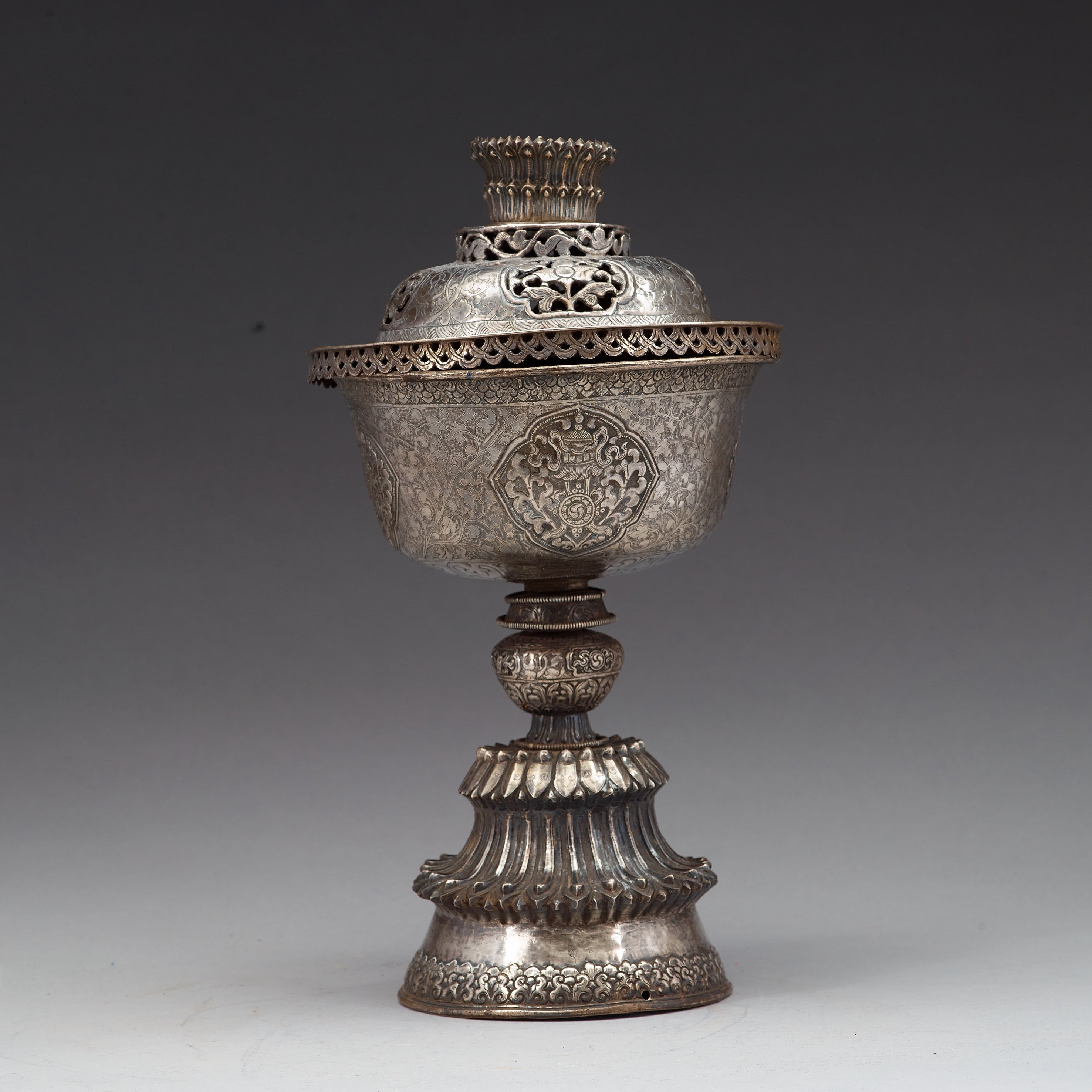 A Tibetan silver butter lamp with cover, 19th Century. - Bukowskis