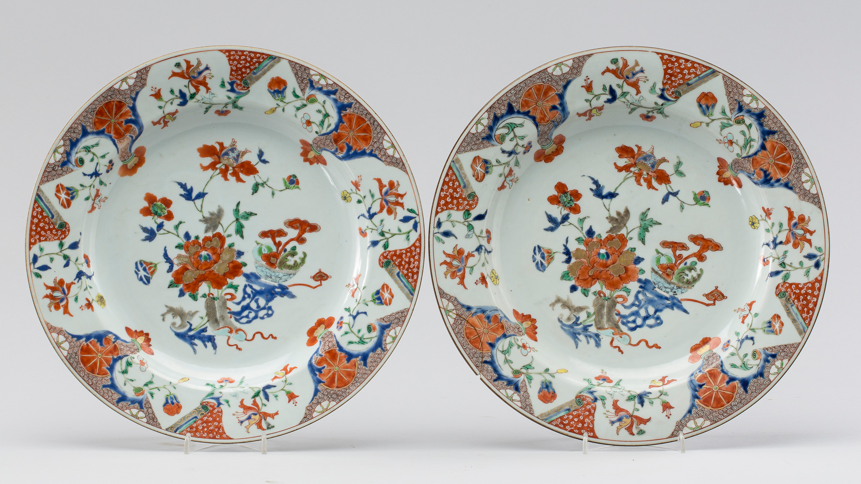 TWO IMARI PATTERN 18TH CENTURY PLATES. - Bukowskis