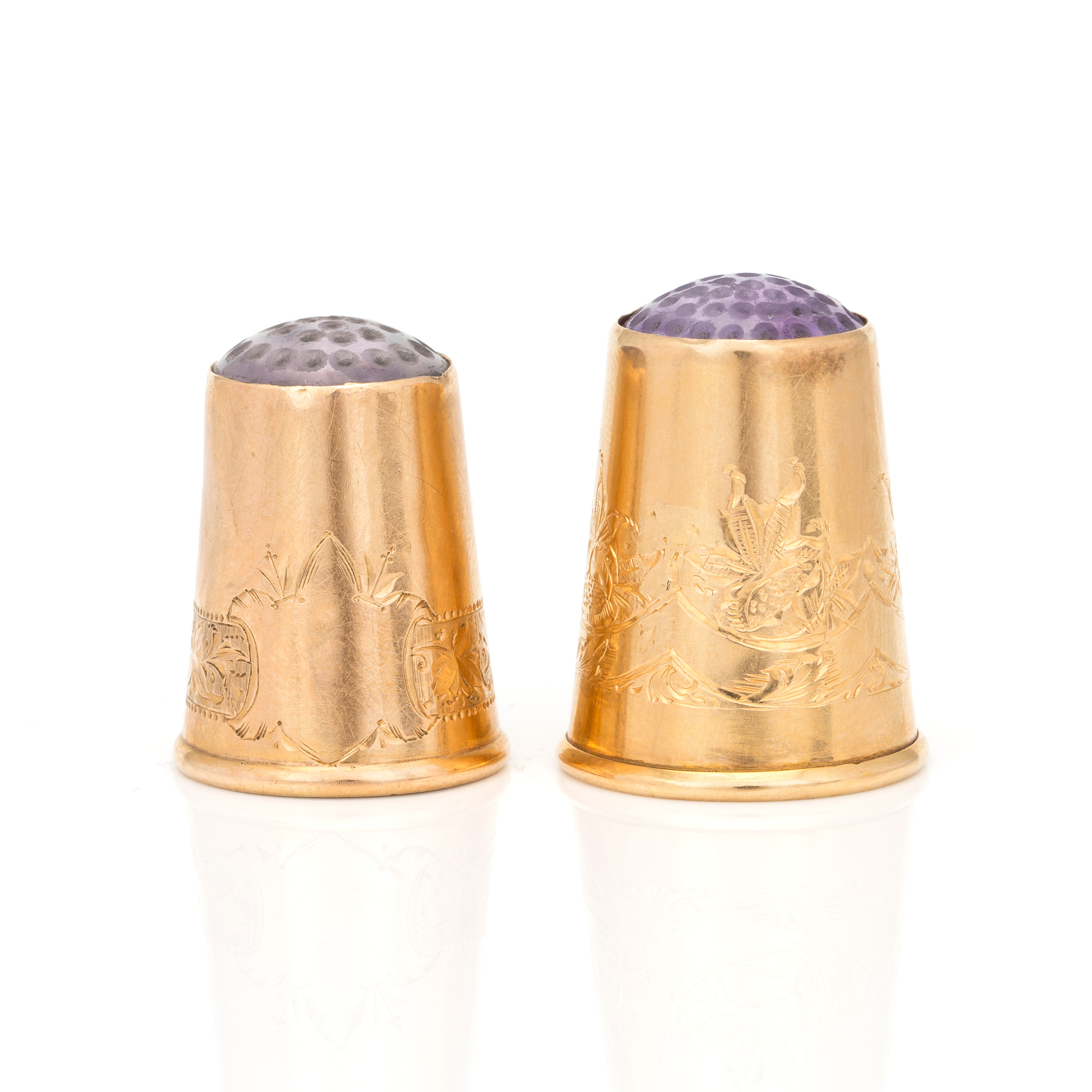 Two 18K gold thimbles with blue and lilac stones. - Bukowskis