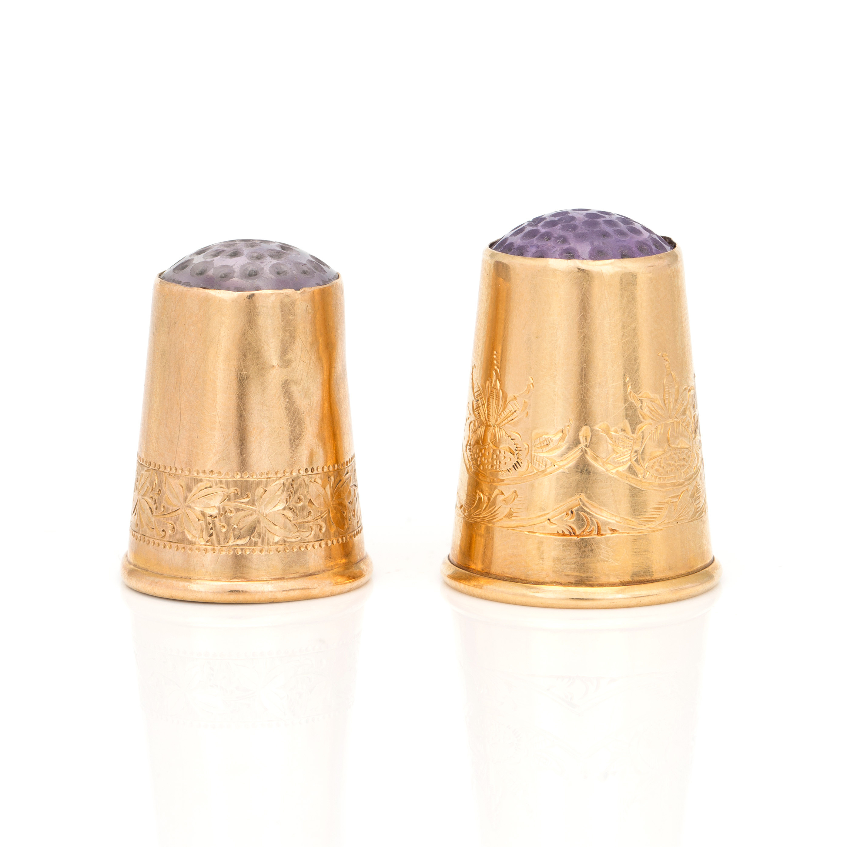 Two 18K gold thimbles with blue and lilac stones. - Bukowskis