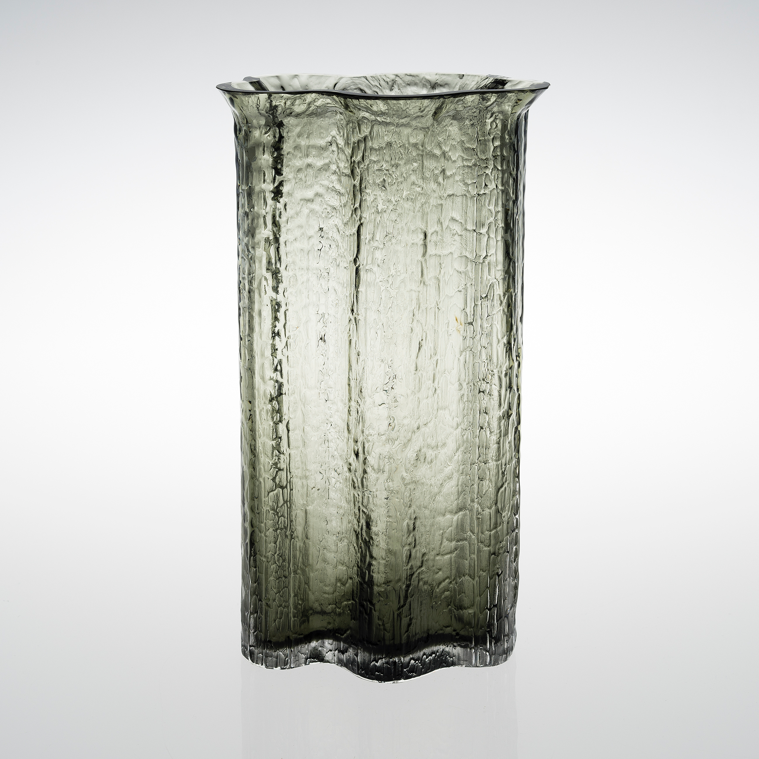 TIMO SARPANEVA, VAS, "Finlandia", signerad Timo Sarpaneva 3359. - Bukowskis