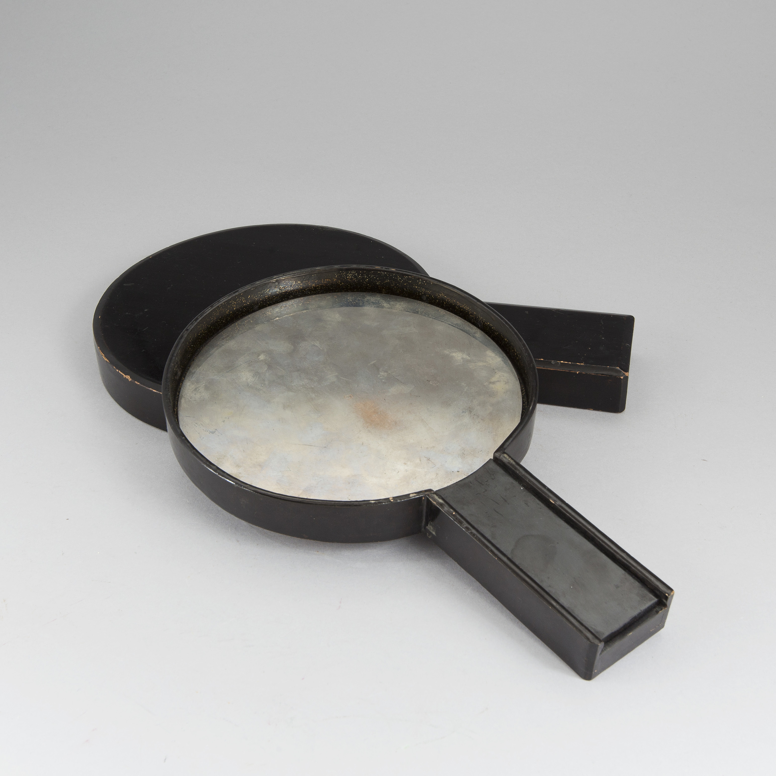 A Japanese hand mirror from the beginning of the 20th century. - Bukowskis