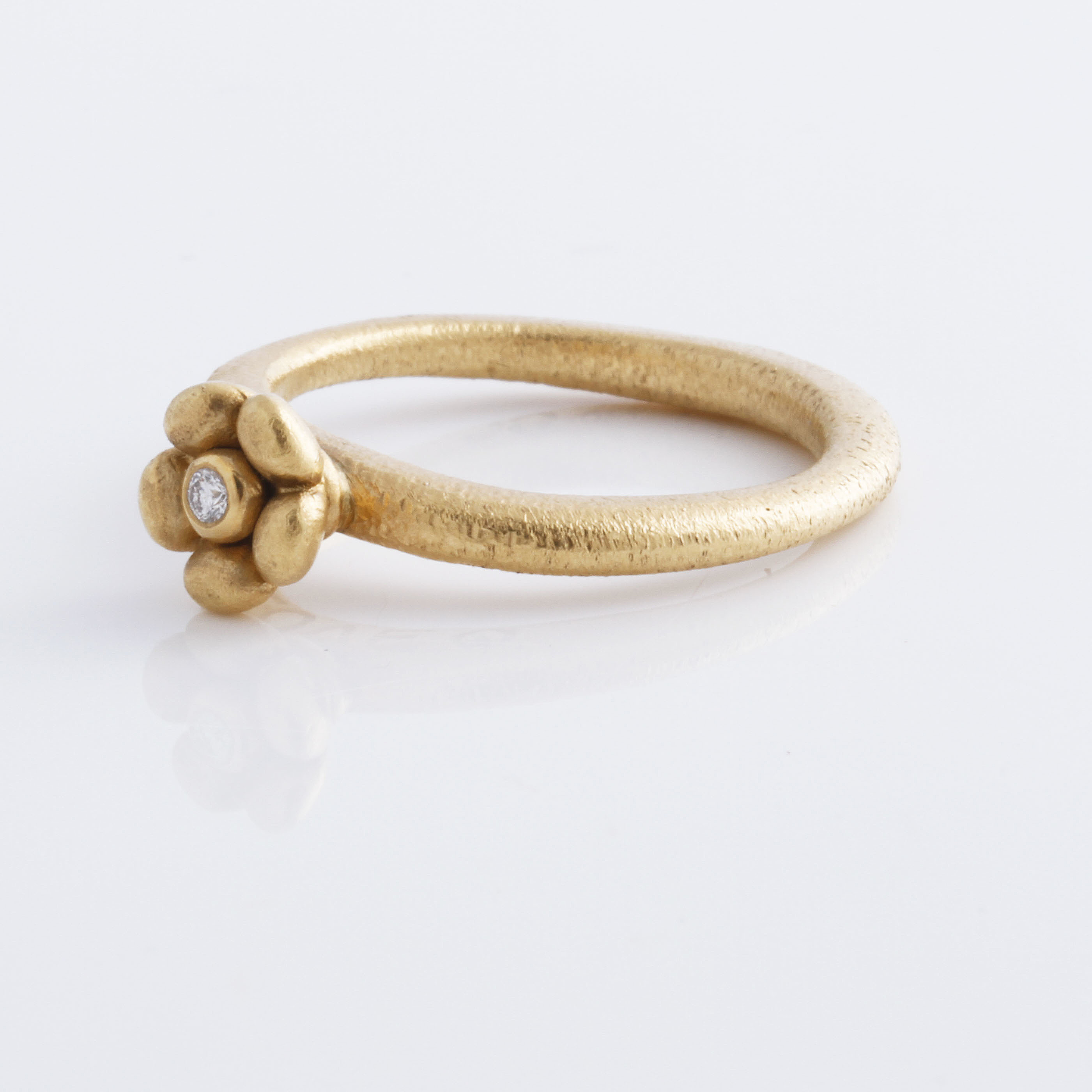 RING, med briljantslipad diamant, Ole Lynggaard. - Bukowskis