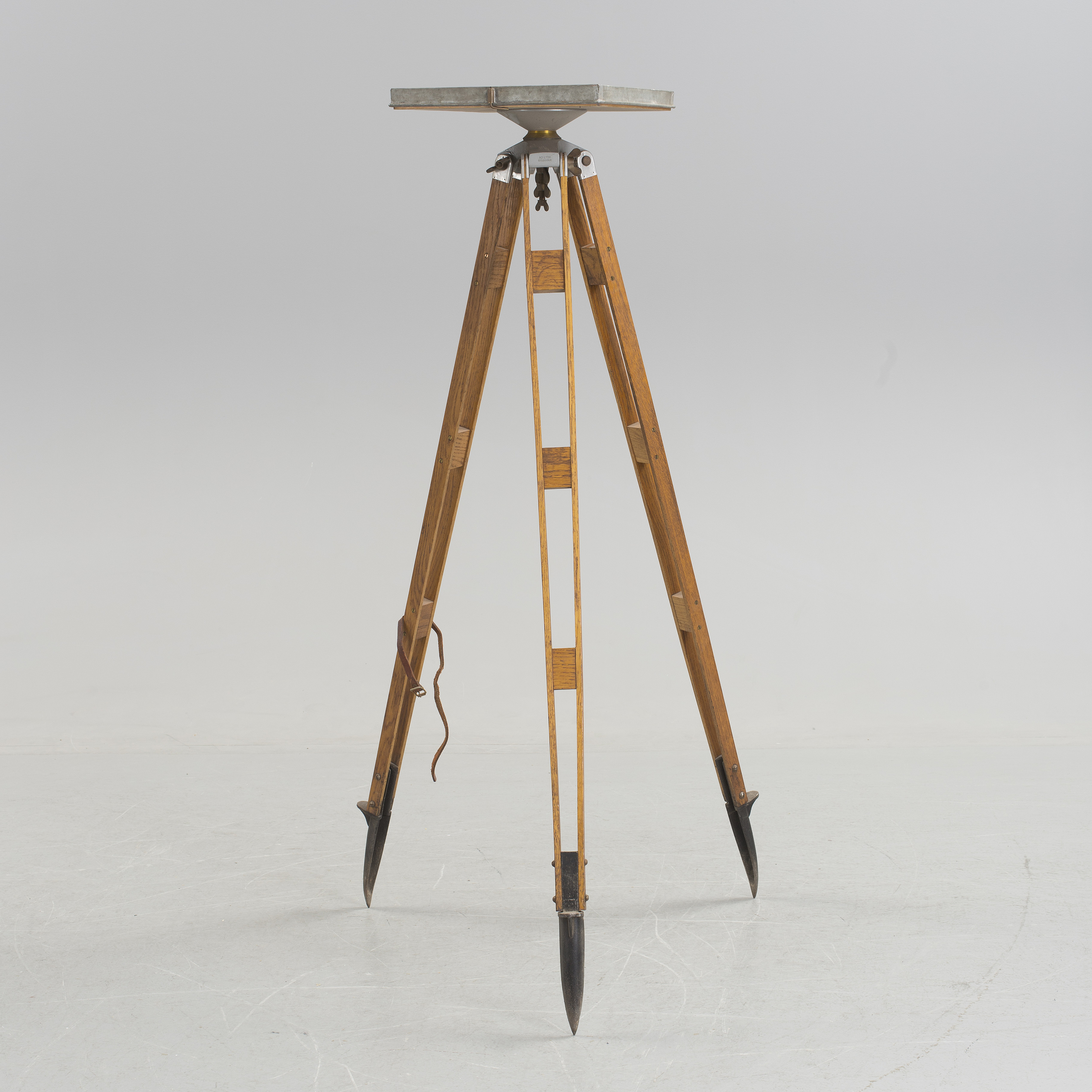 STATIV, tripod för mätinstrument, AB LYTH, Stockholm. - Bukowskis