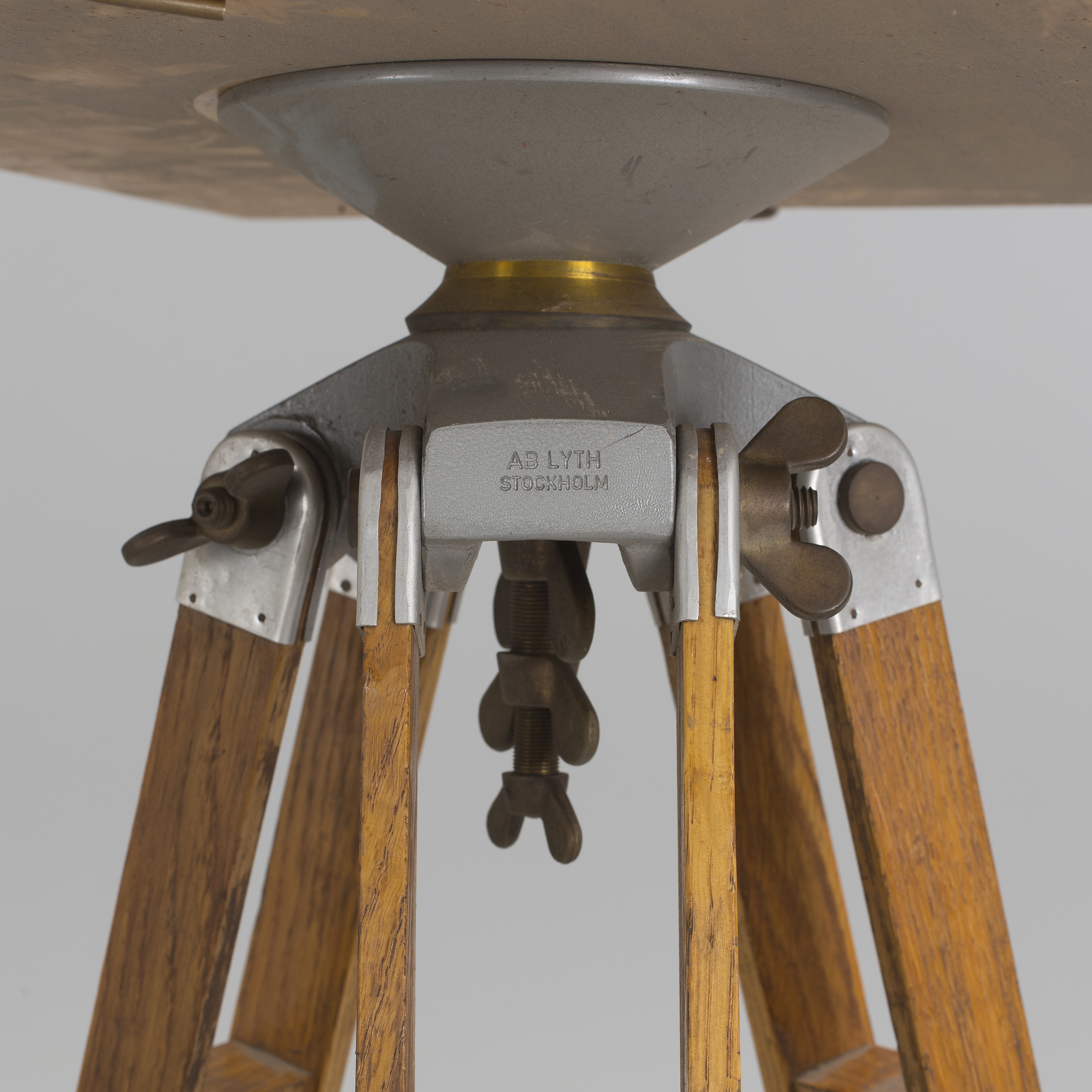 STATIV, tripod för mätinstrument, AB LYTH, Stockholm. - Bukowskis