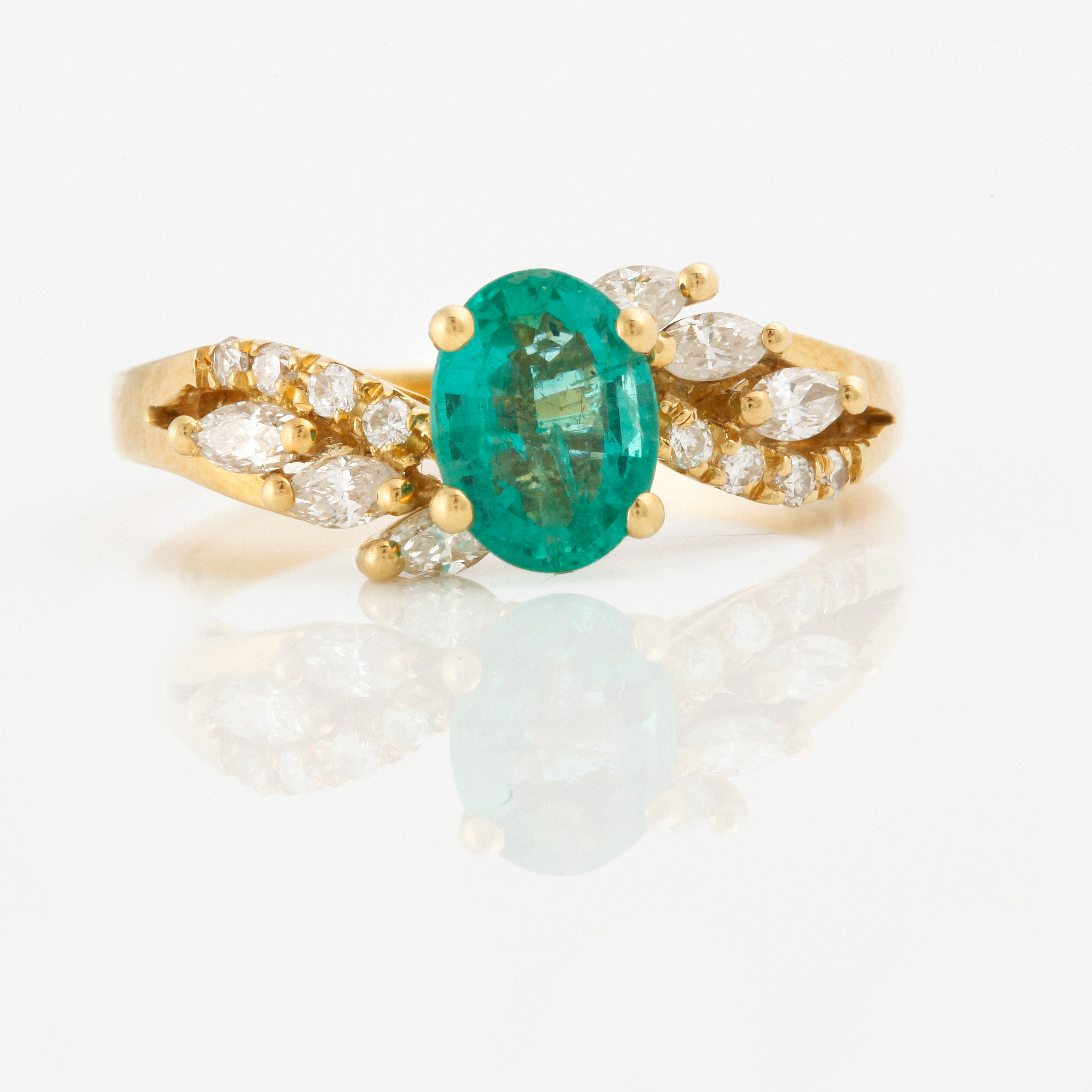 RING, med fasettslipad smaragd ca 0.90 ct och briljantslipade diamanter ca 0.50 ct. - Bukowskis