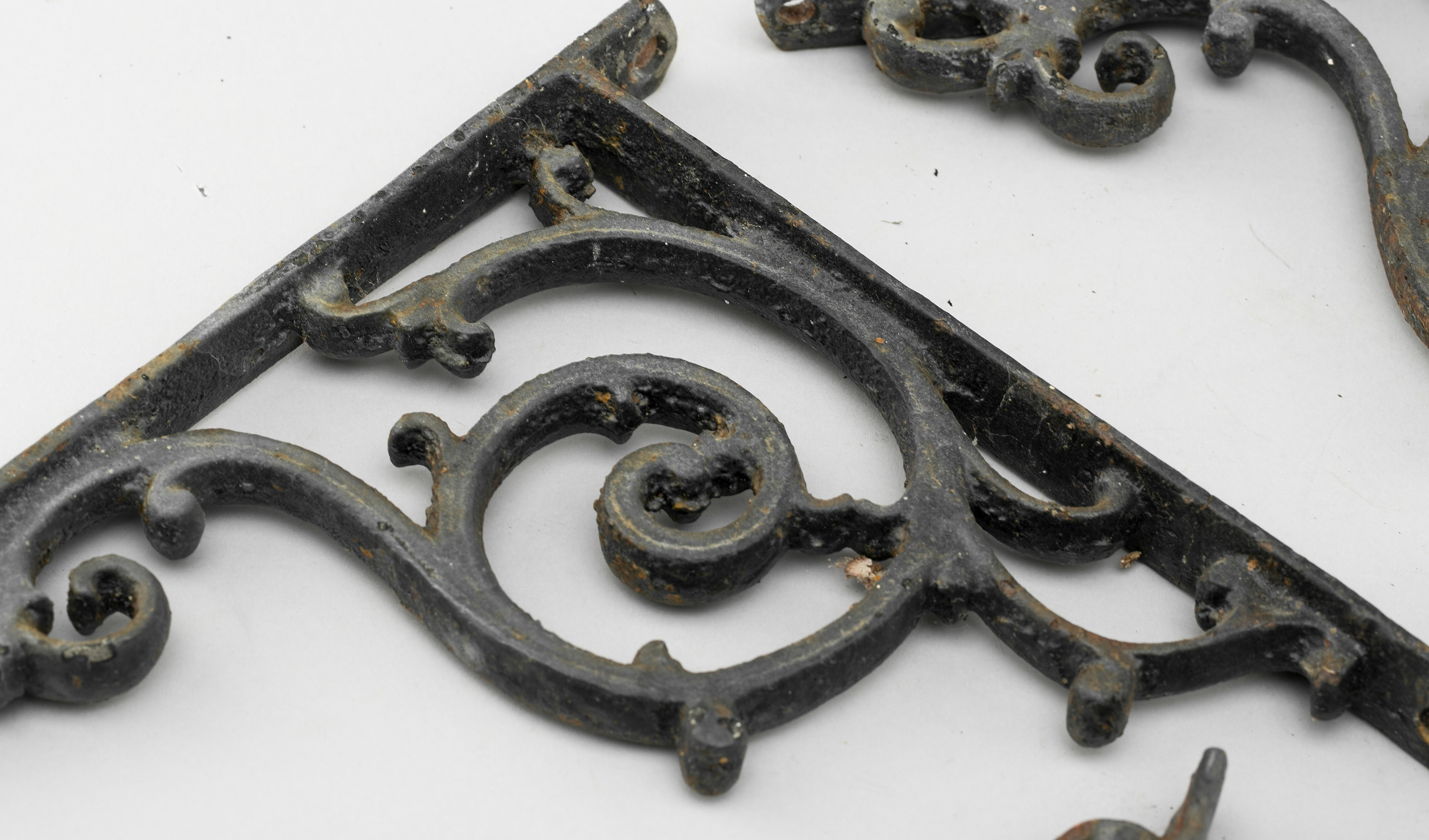 KONSOLER, gjutjärn, smide, 4 par, (8 delar), 1900-tal. - Bukowskis