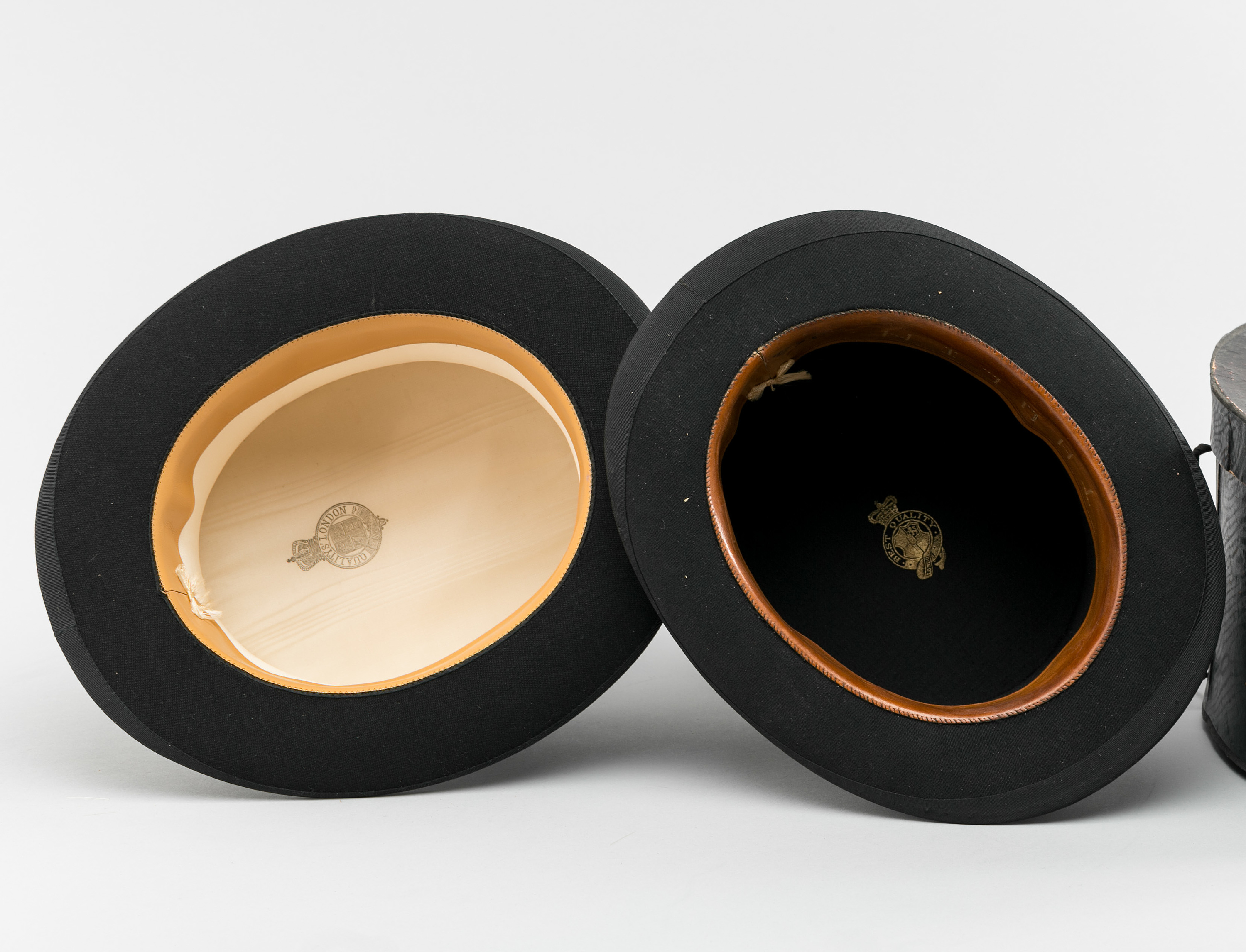 HATTAR, 2 st. 1900-talets början. - Bukowskis