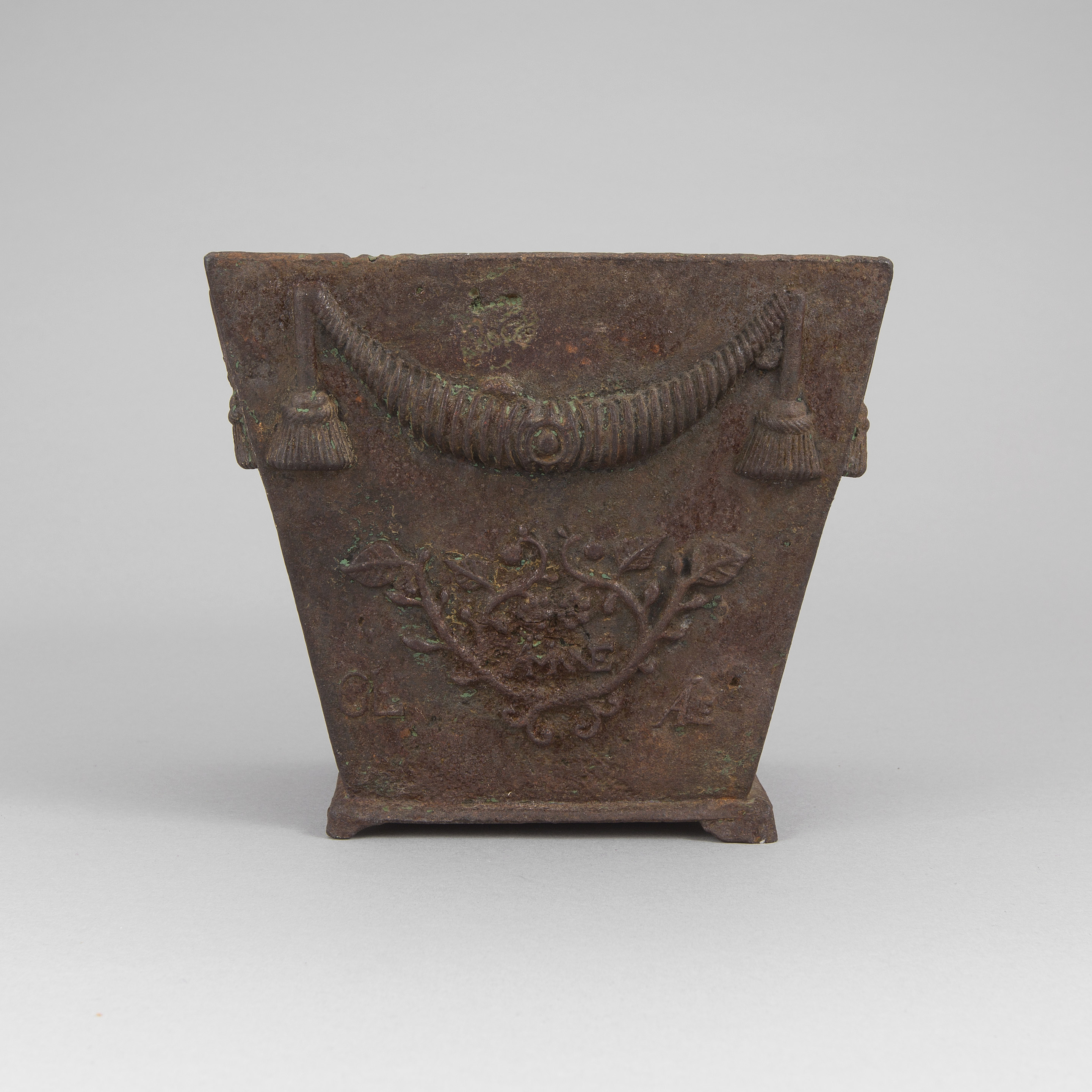 An early 19th century flower pot of cast iron. - Bukowskis