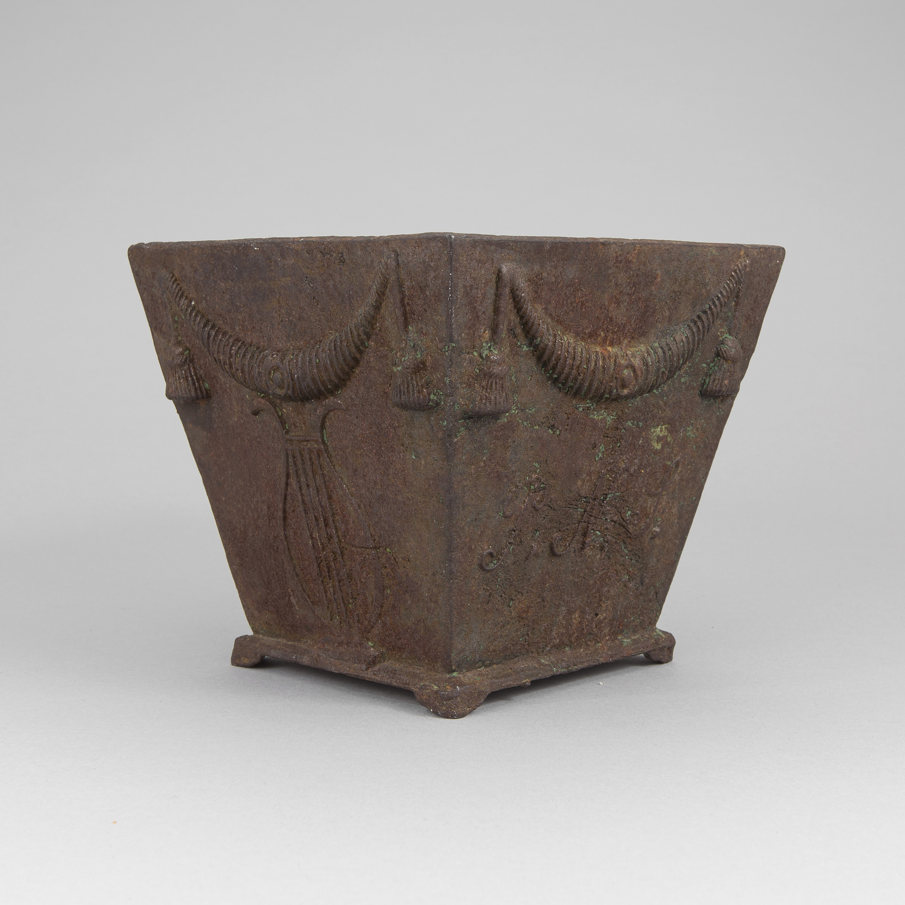 An early 19th century flower pot of cast iron. - Bukowskis