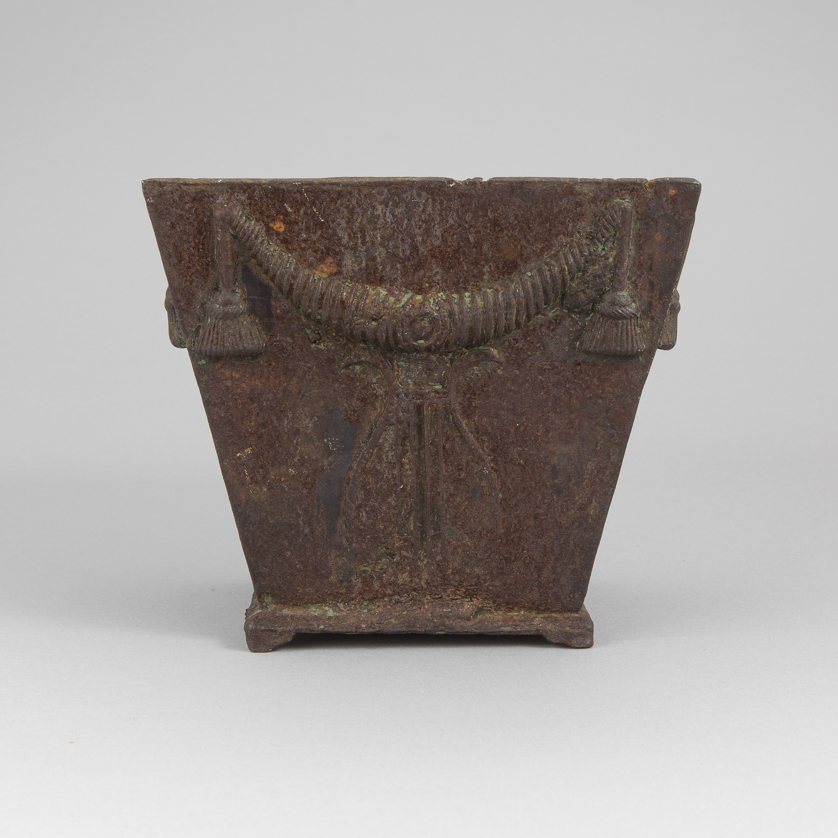 An early 19th century flower pot of cast iron. - Bukowskis