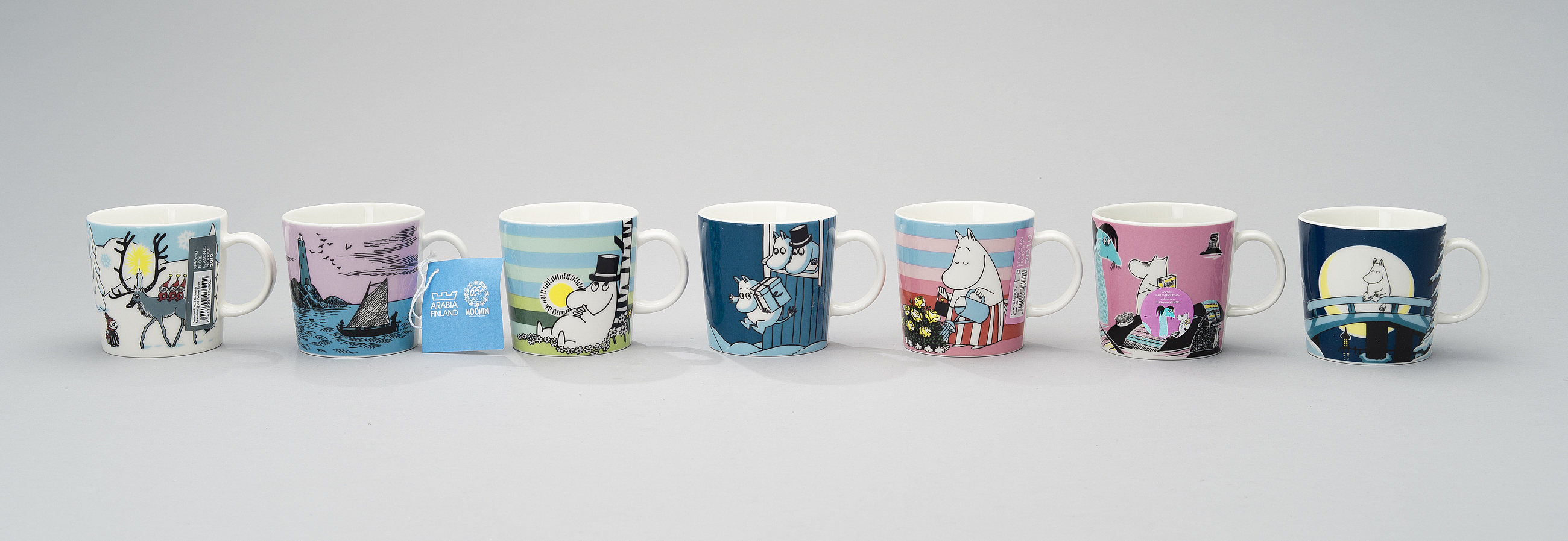 A SET OF SEVEN MOOMIN MUGS AND TWO WALL TILES. Moomin-Characters ...