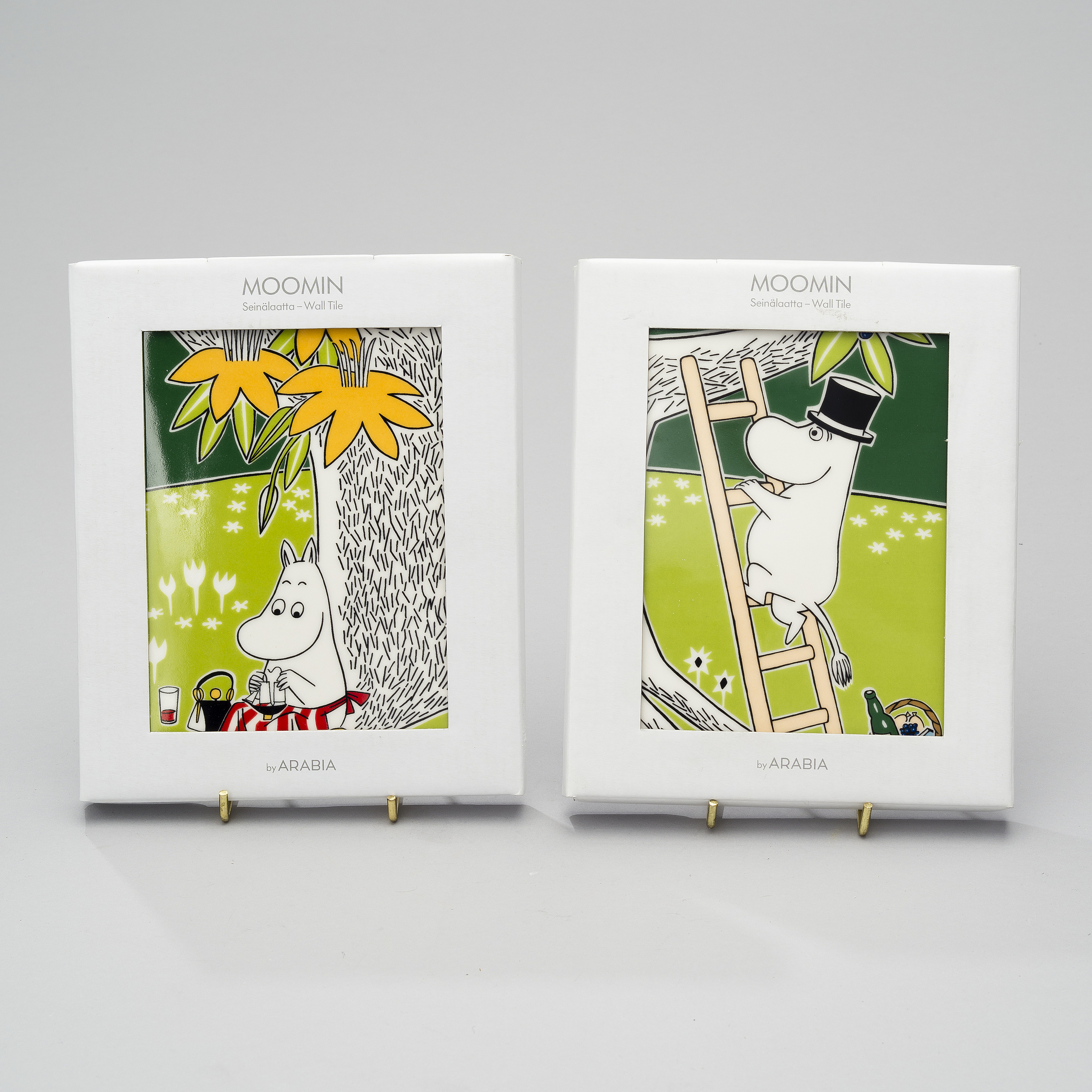 A SET OF SEVEN MOOMIN MUGS AND TWO WALL TILES. Moomin-Characters ...