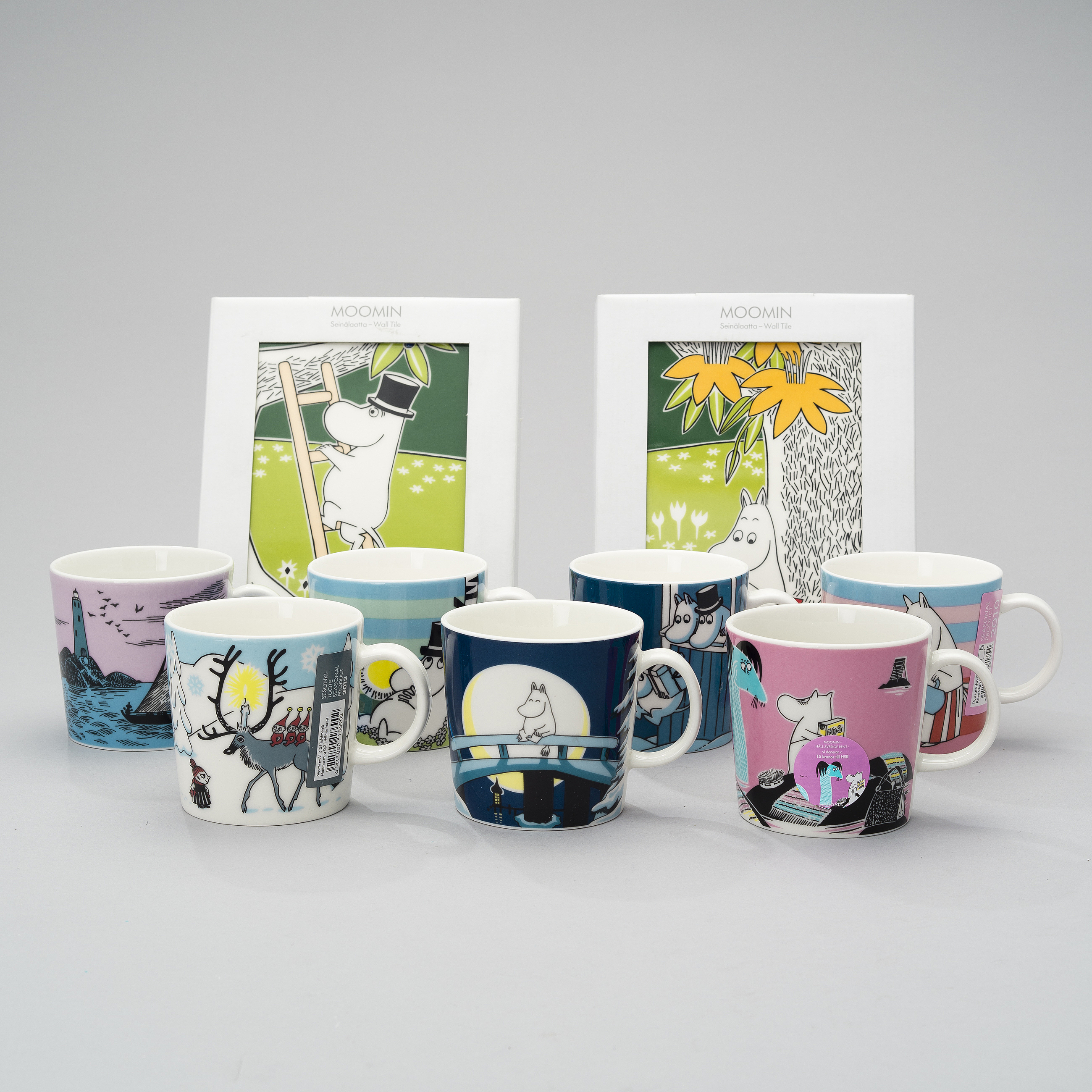 A SET OF SEVEN MOOMIN MUGS AND TWO WALL TILES. Moomin-Characters ...