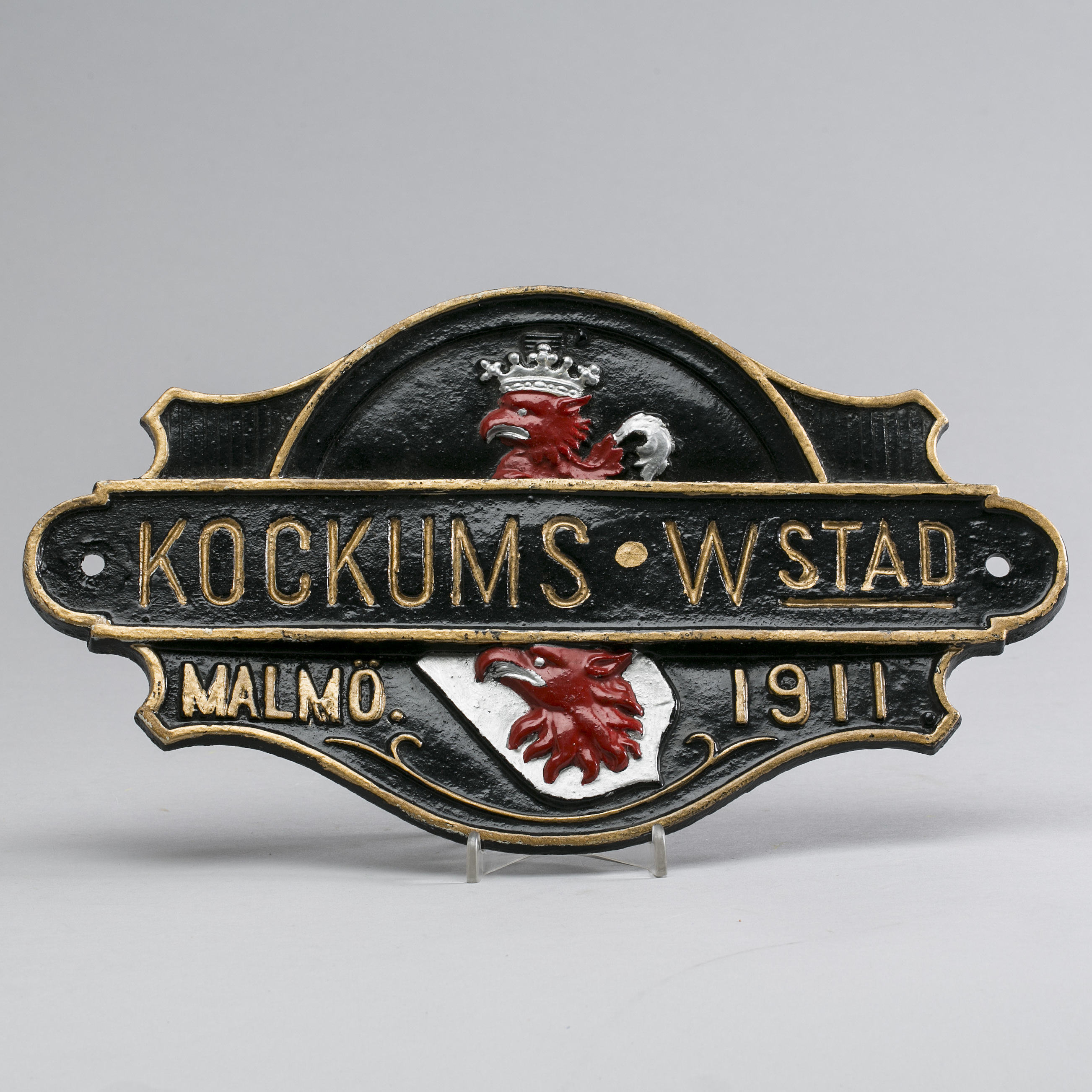 SKYLT, "Kockums Wstad Malmö 1911", gjutjärn. - Bukowskis