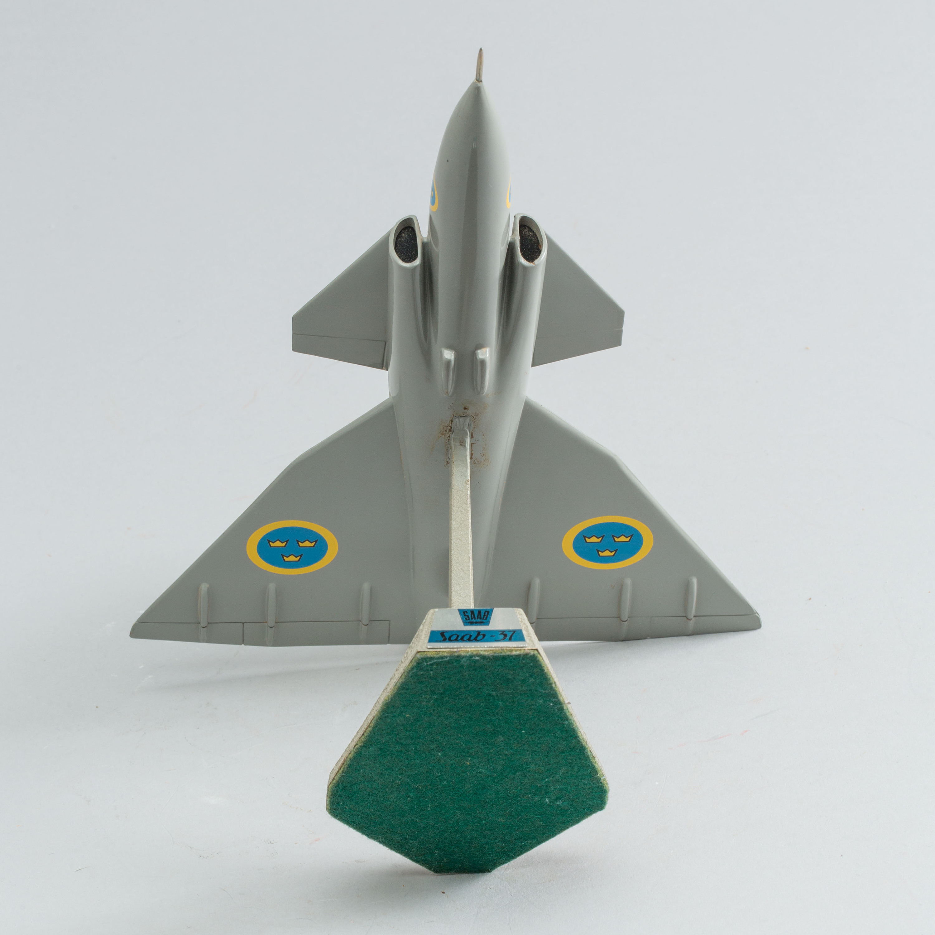 A MODELL AEROPLANE, "37 Viggen" Saab. - Bukowskis