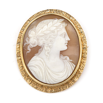 A brooch set with a shell cameo. - Bukowskis