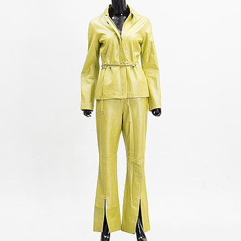 A TWO PIECE VERSACE SUIT, size M. - Bukowskis