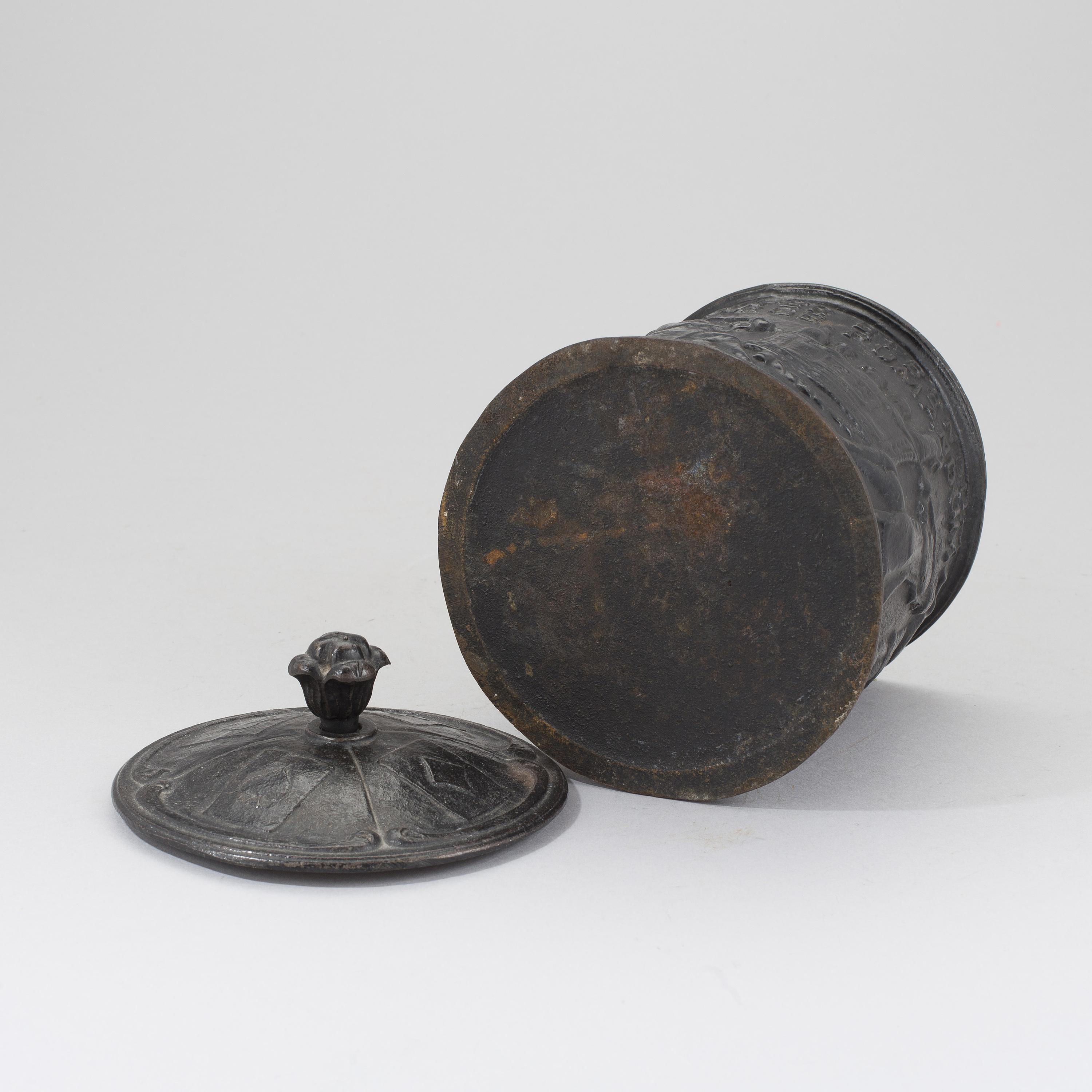 A cast iron lidded tobacco jar, 19th Century. - Bukowskis
