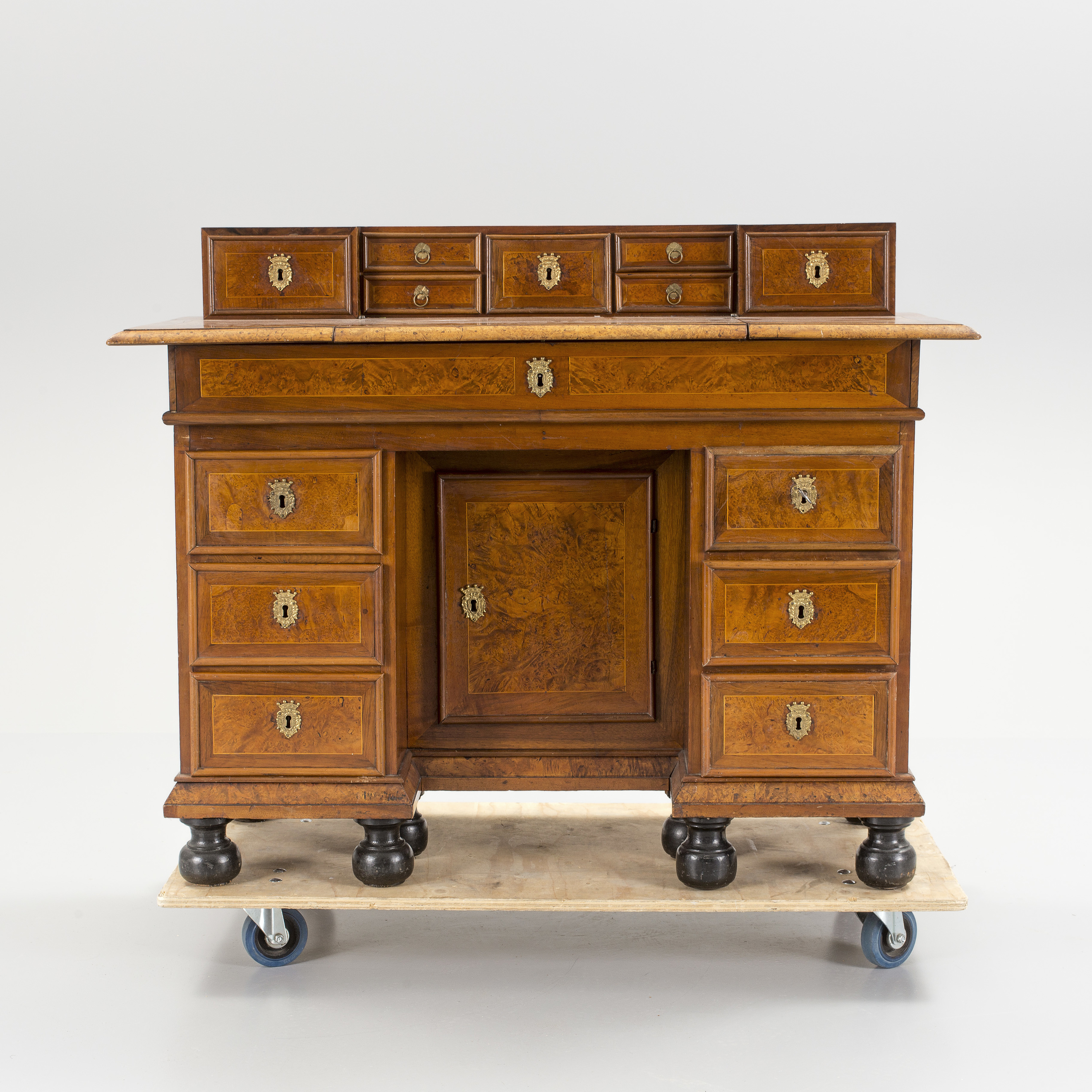 A 18th century baroque desk. - Bukowskis