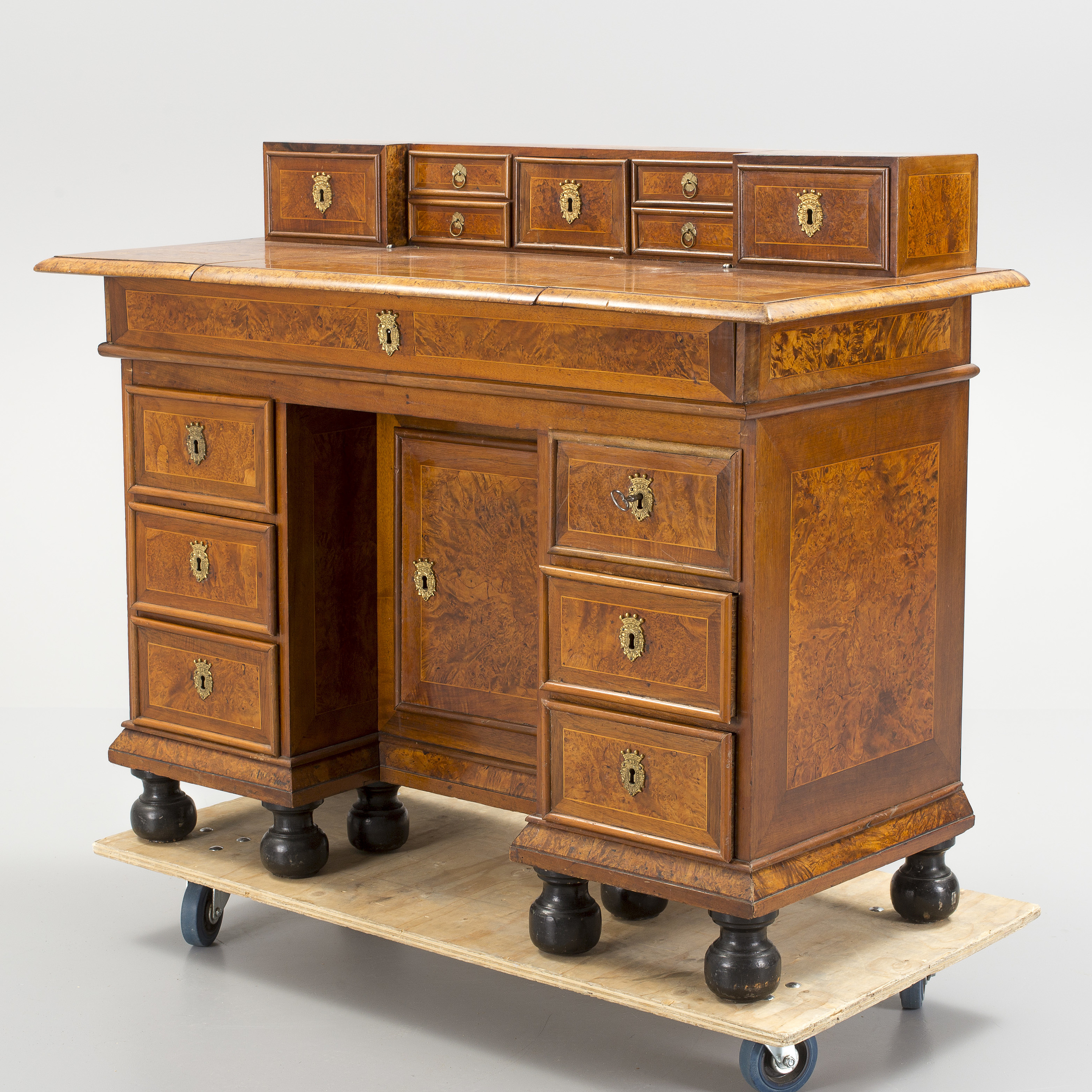 A 18th century baroque desk. - Bukowskis