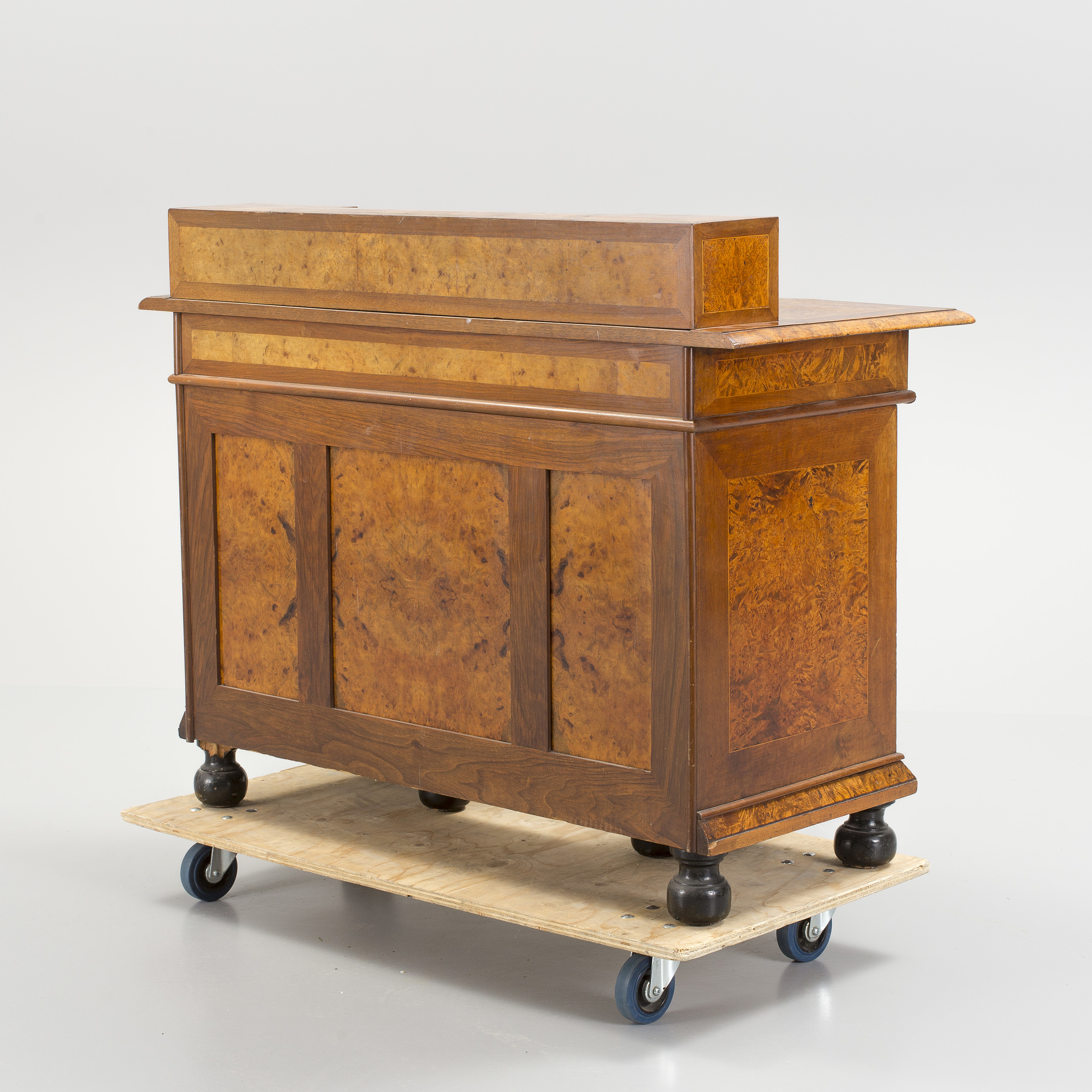 A 18th century baroque desk. - Bukowskis