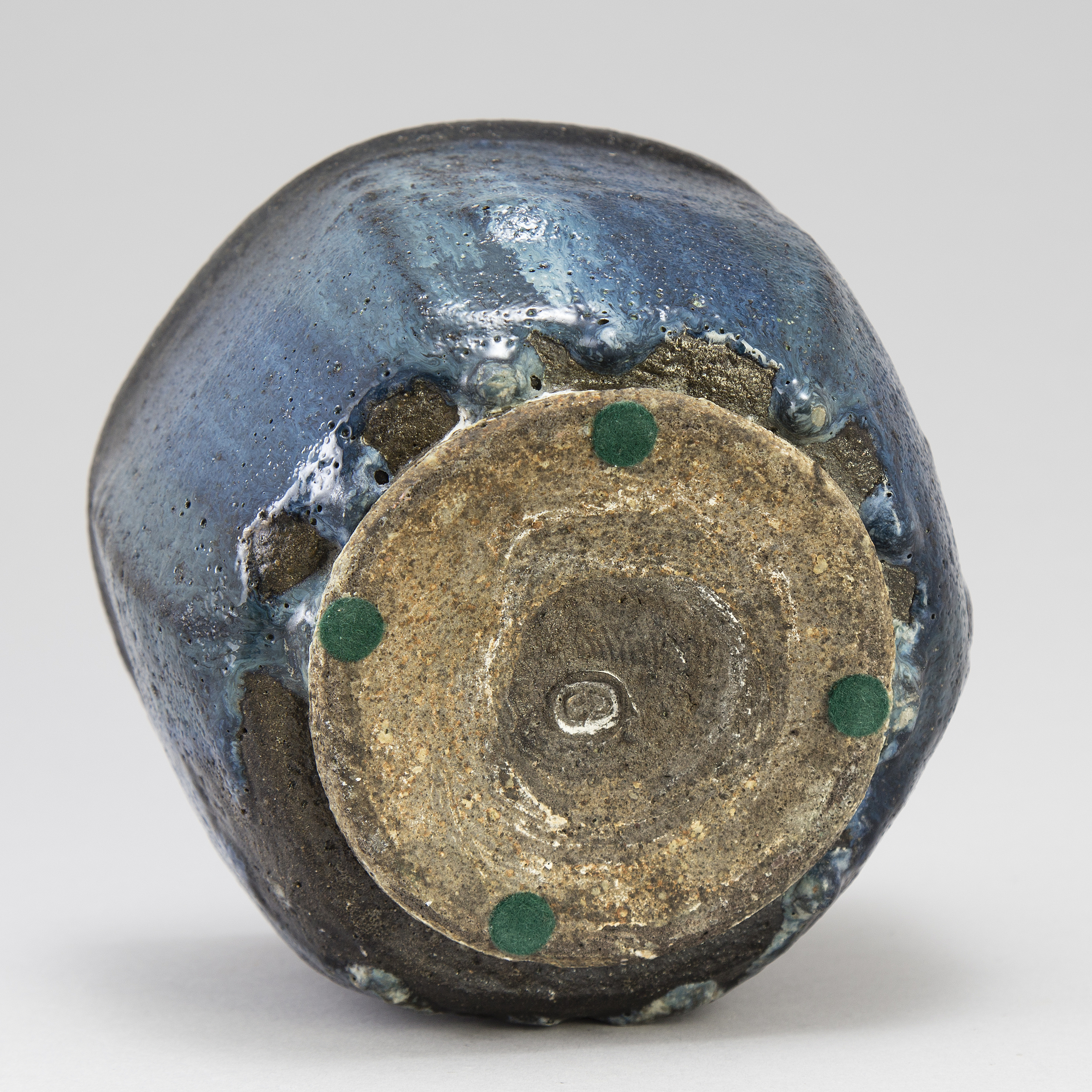 A stoneware bowl by Gutte Eriksen. - Bukowskis