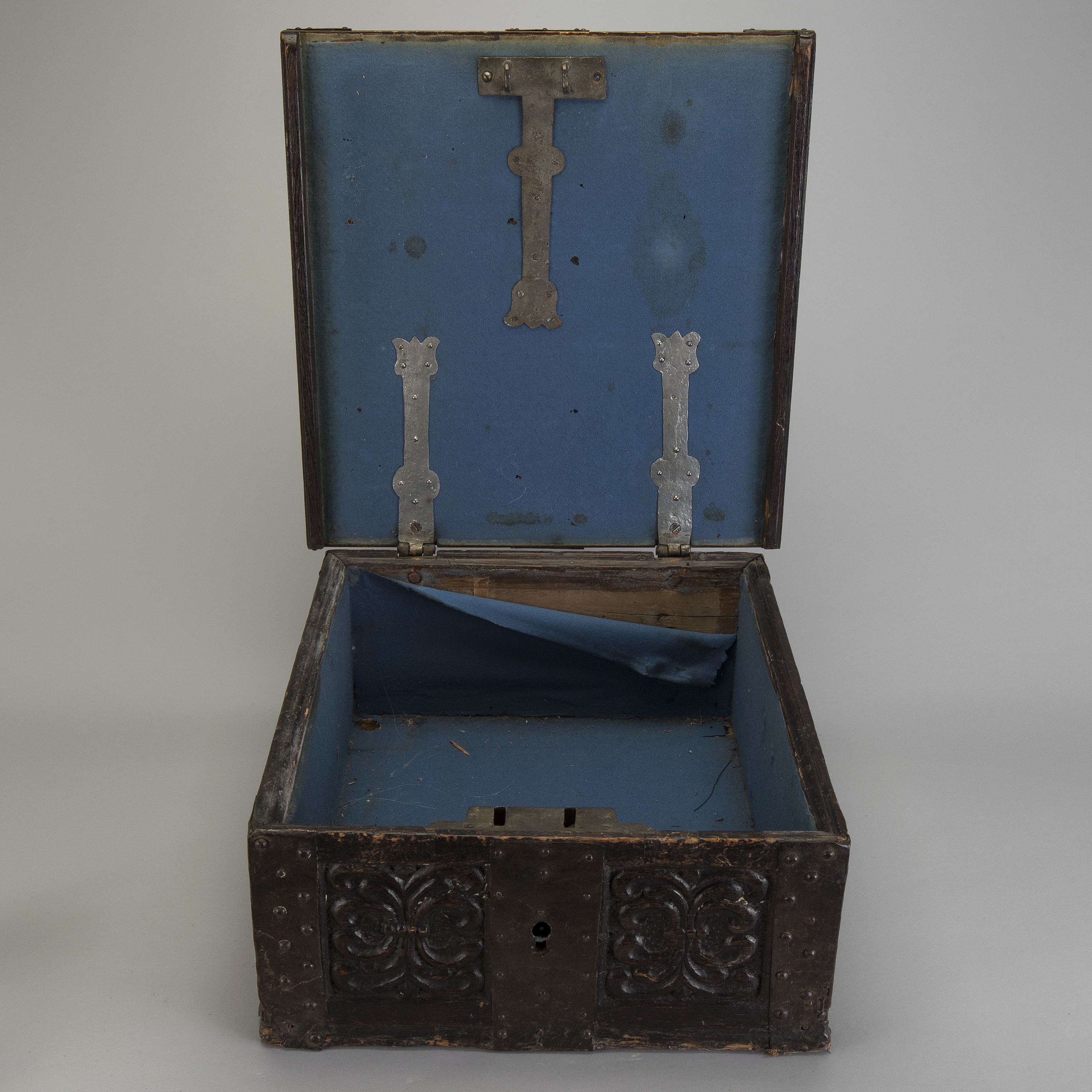 A carved baroque wooden box 17/18th century. - Bukowskis