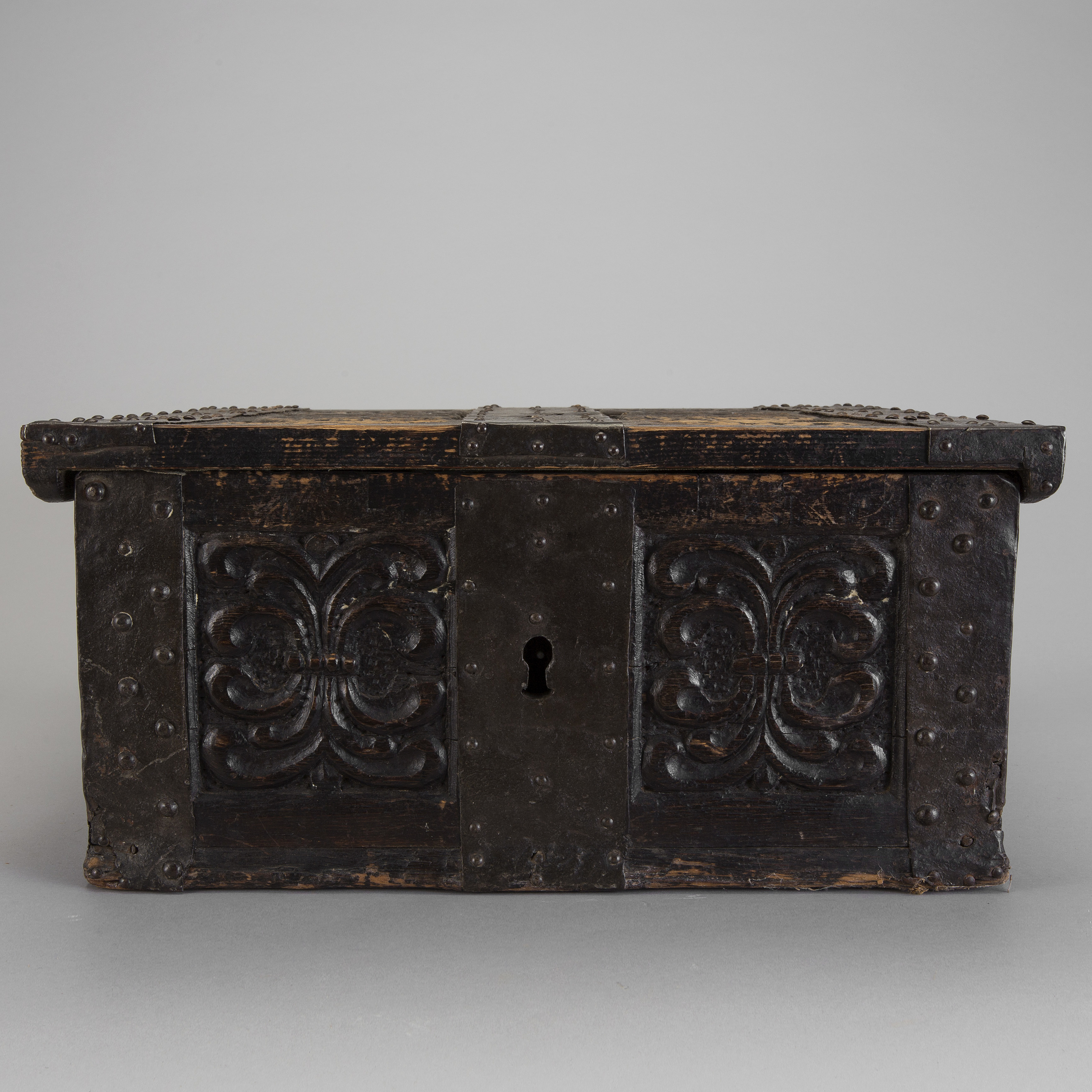 A carved baroque wooden box 17/18th century. - Bukowskis