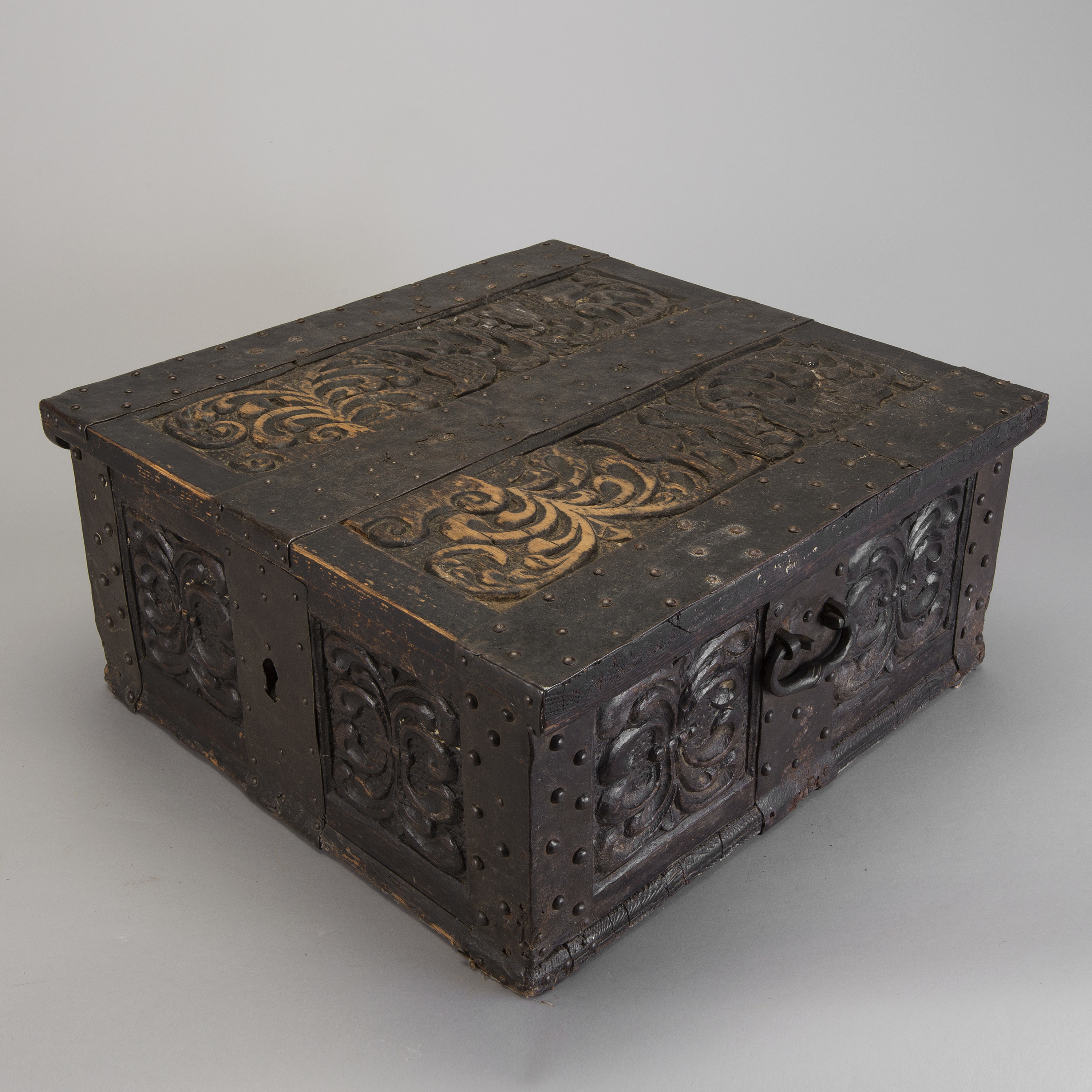 A carved baroque wooden box 17/18th century. - Bukowskis