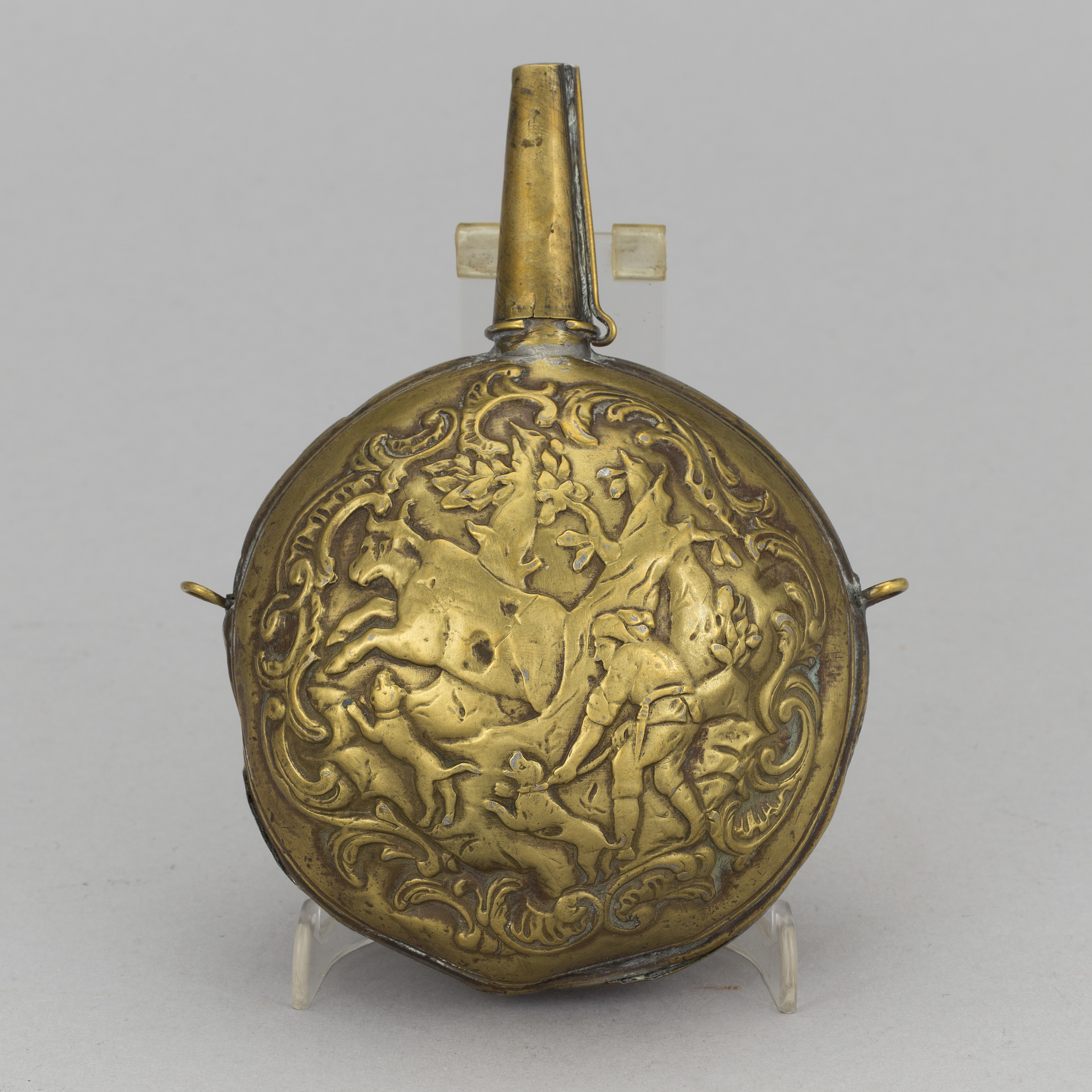 A mid 18th century brass powder flask. - Bukowskis