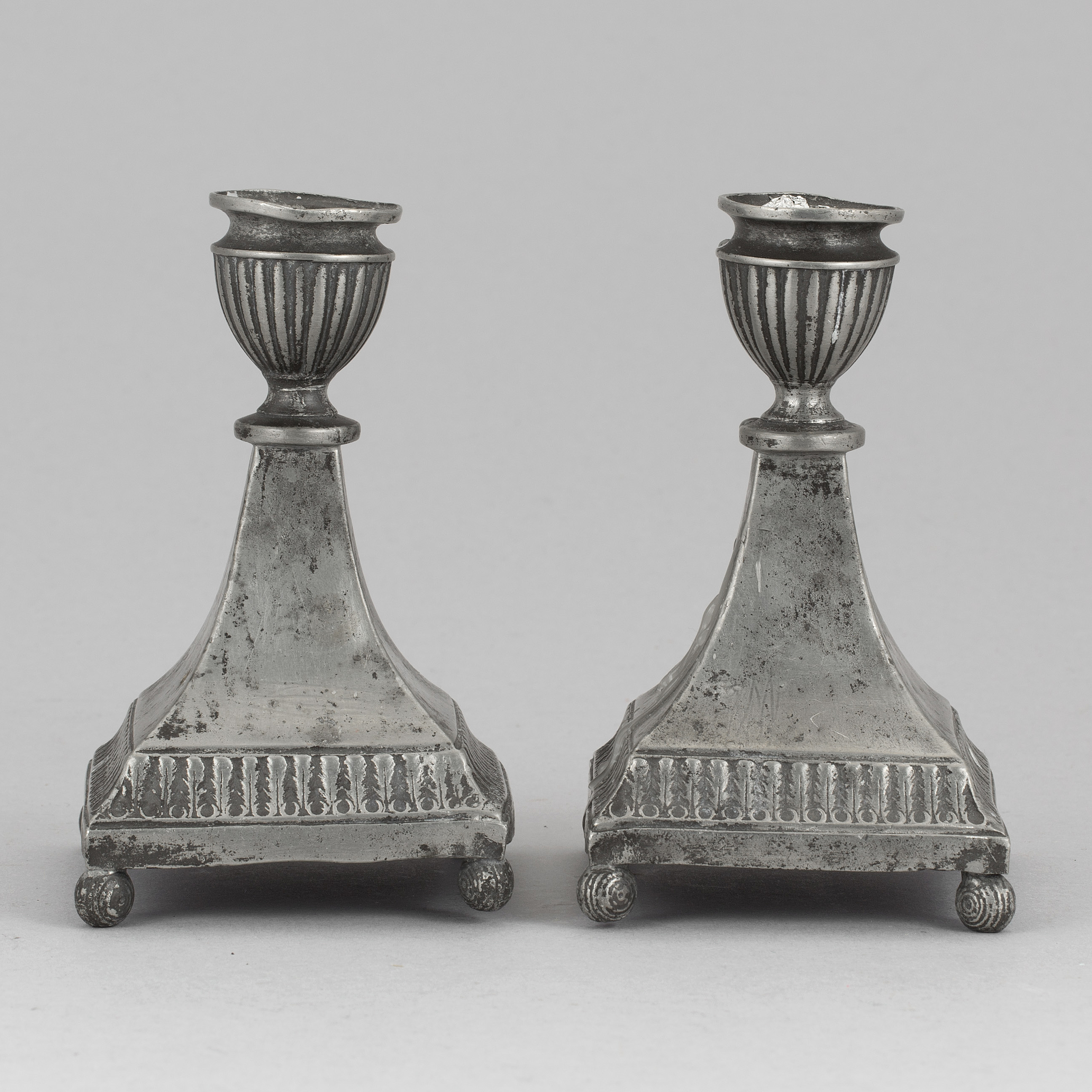 LJUSSTAKAR, ett par, tenn, sengustavianska, Henrik Philip Stickler ...