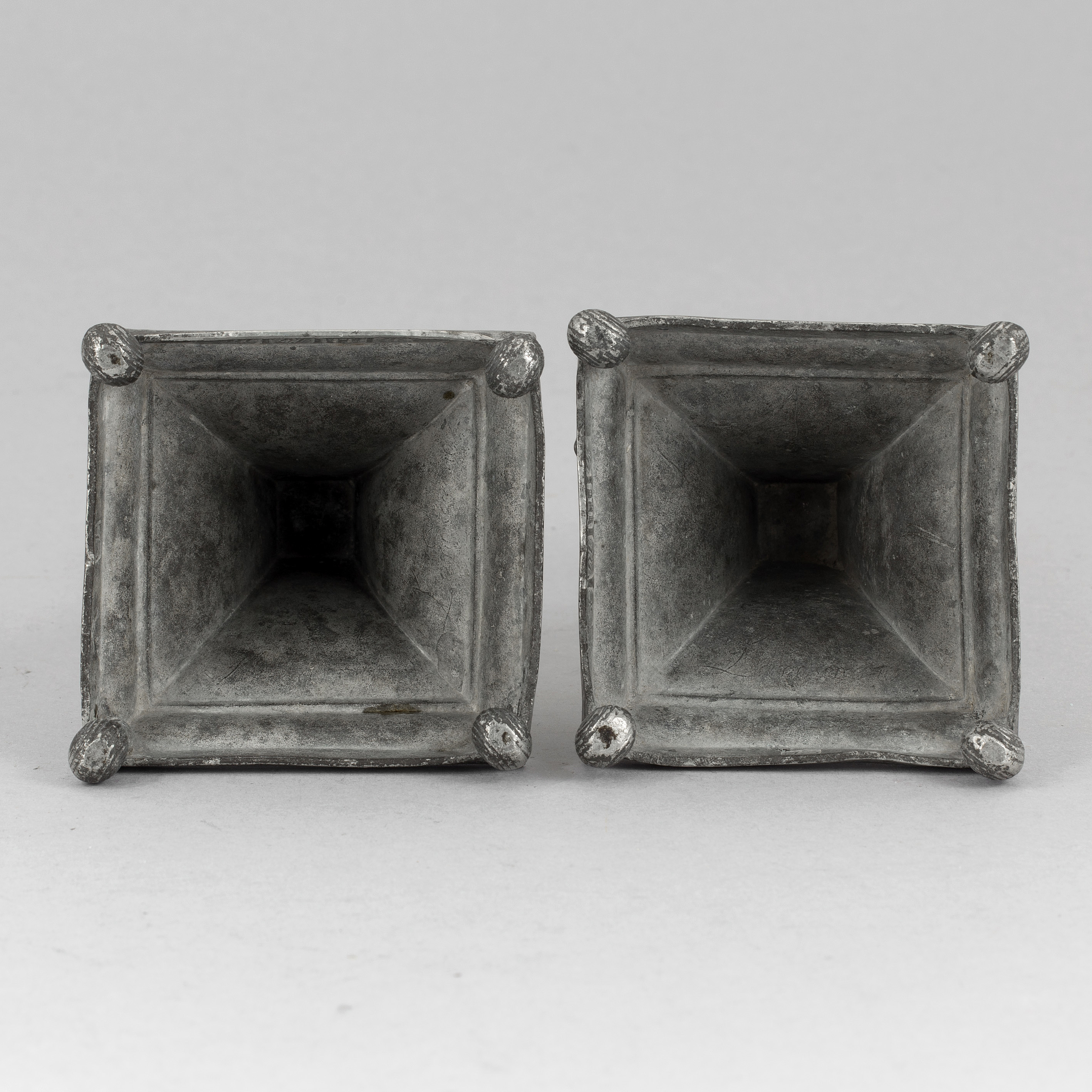 LJUSSTAKAR, ett par, tenn, sengustavianska, Henrik Philip Stickler ...