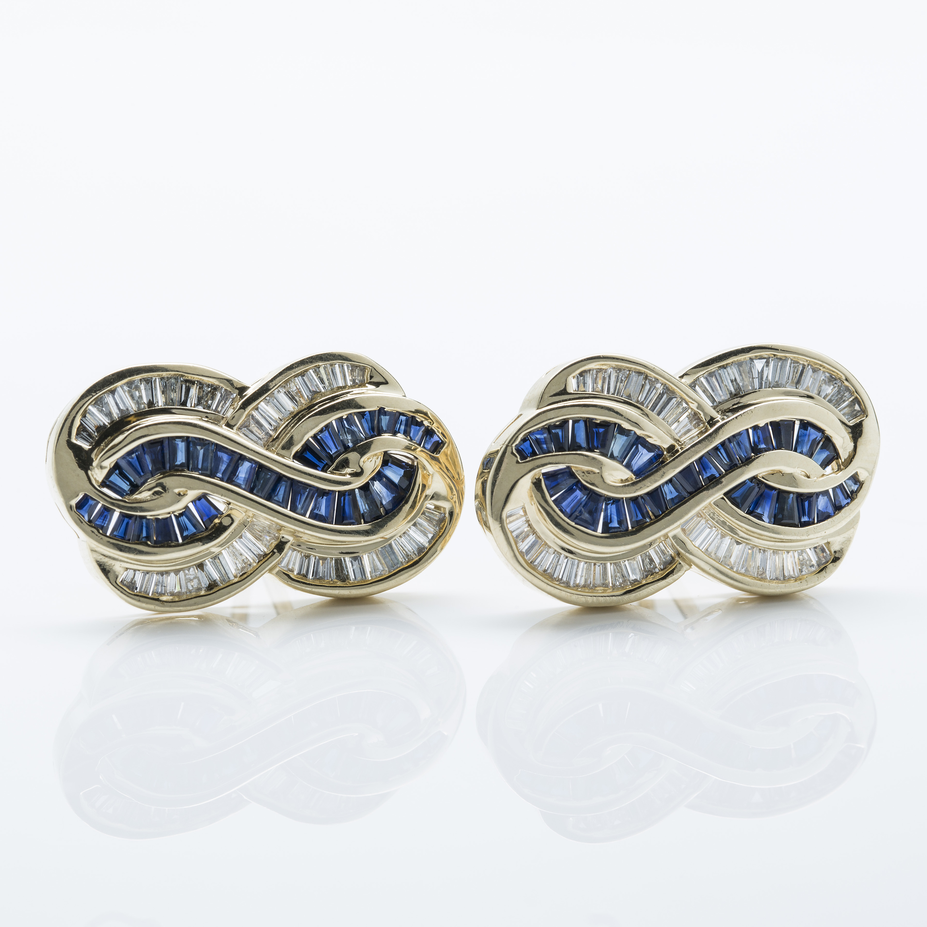 A ca 3.40 trapeze-cut diamond earrings with ca 4.00 ct trapeze-cut ...