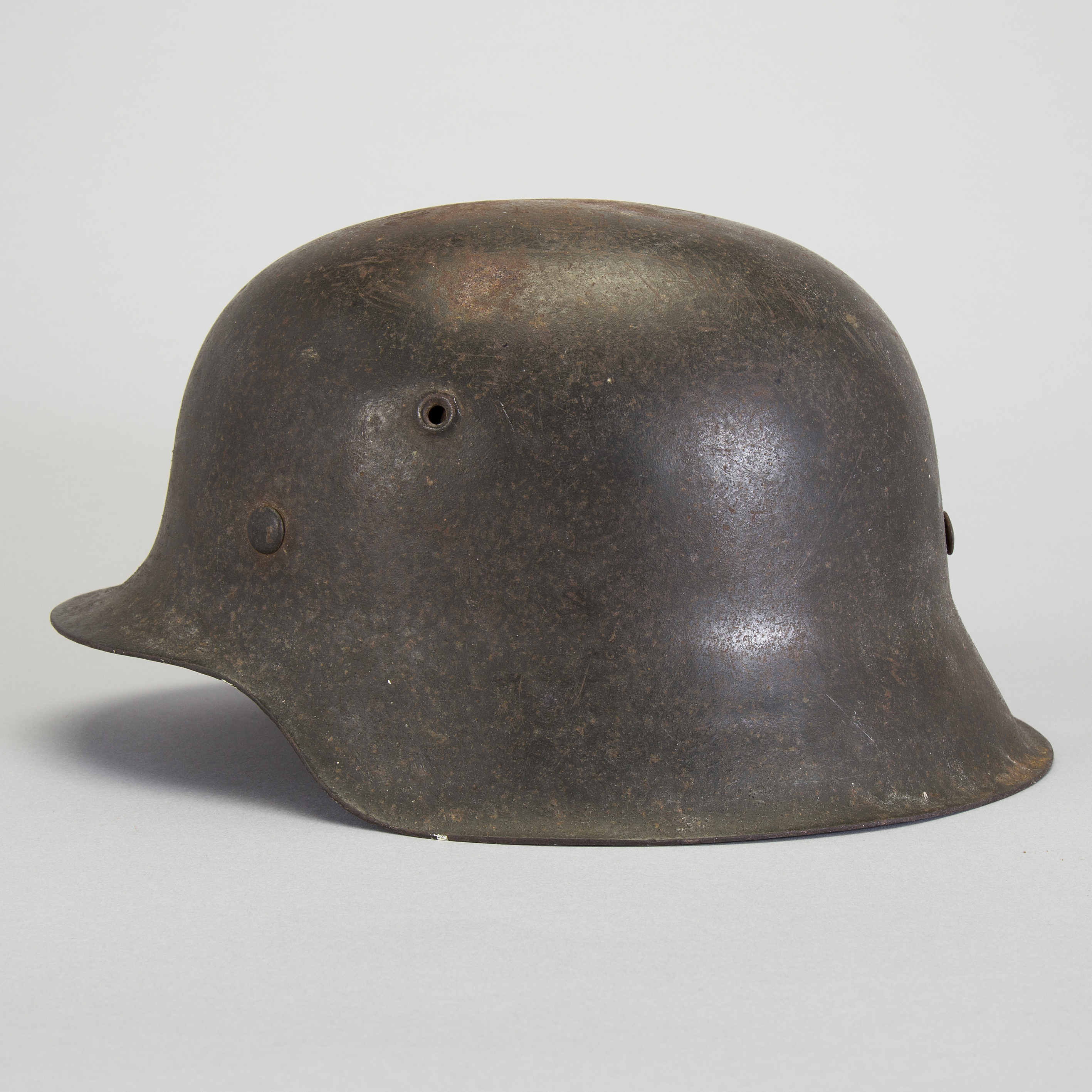 A 20TH CENTURY GERMAN MILITARY HELMET. - Bukowskis