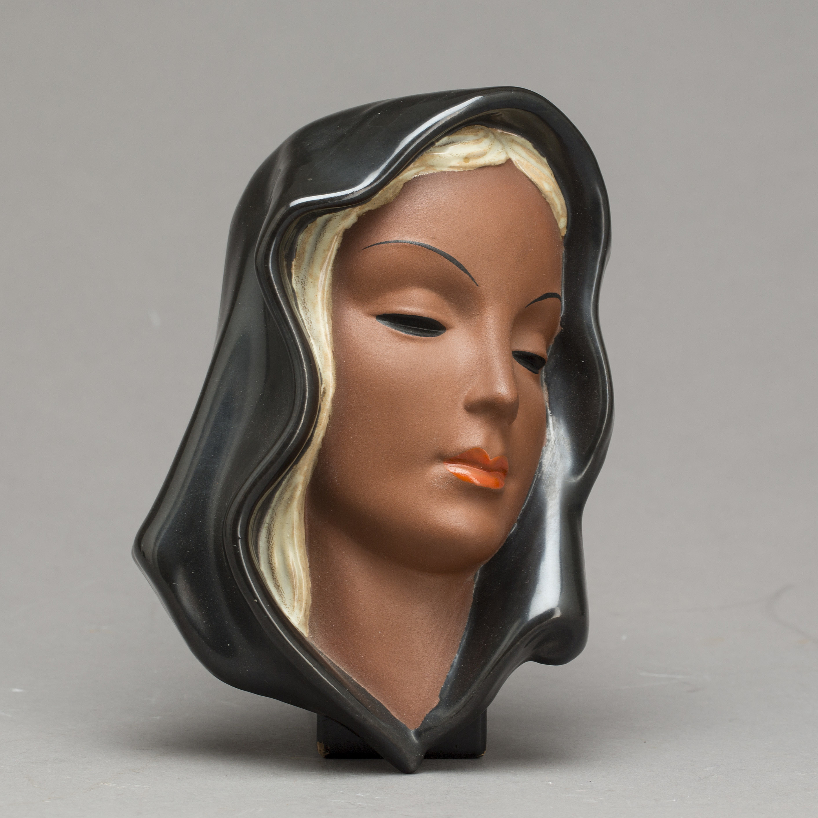 An Adolf Prischl terracotta wall mask for Goldscheider 1930'. - Bukowskis