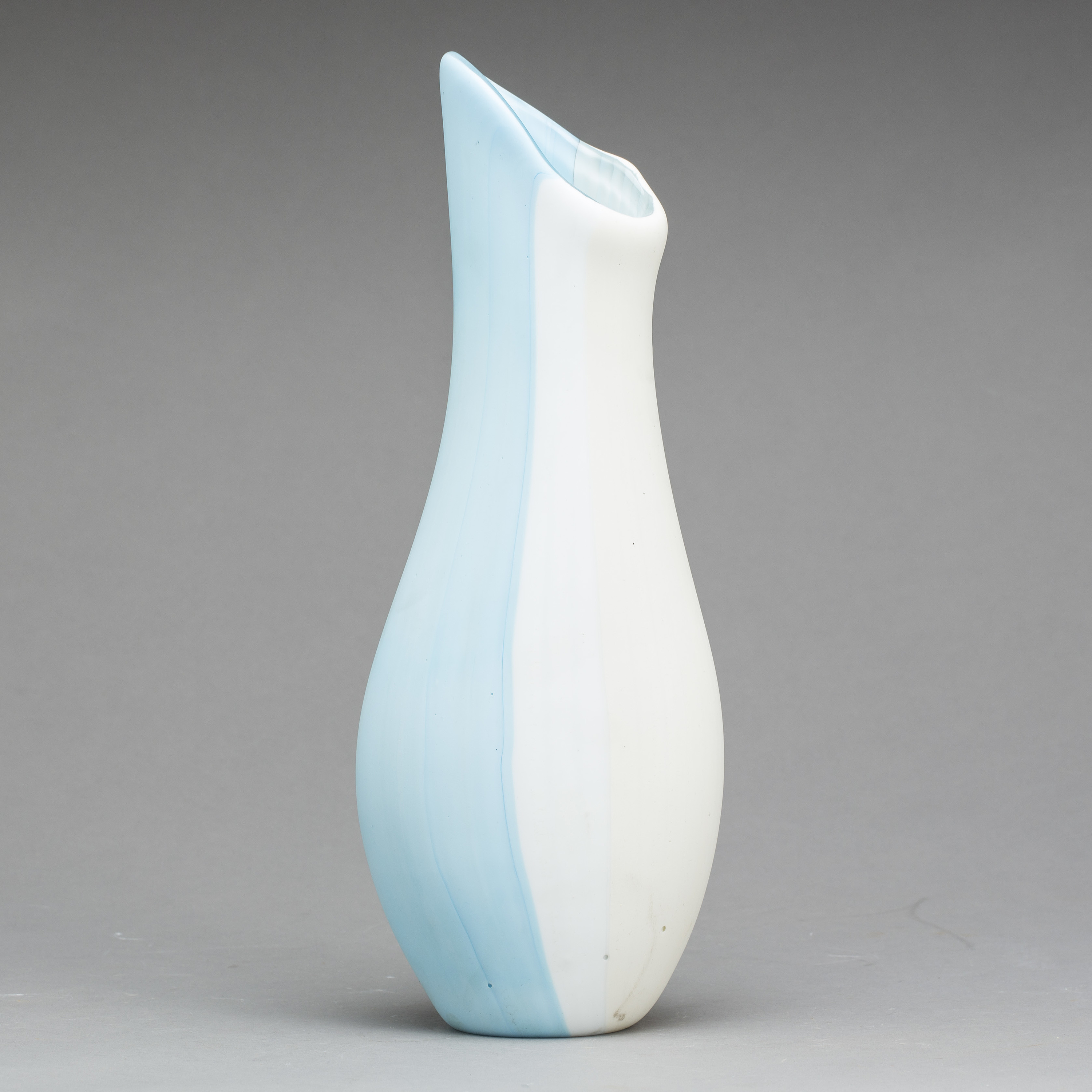 A MASSIMILIANO PAGNIN A CANNE GLASS VASE, around 1995. - Bukowskis