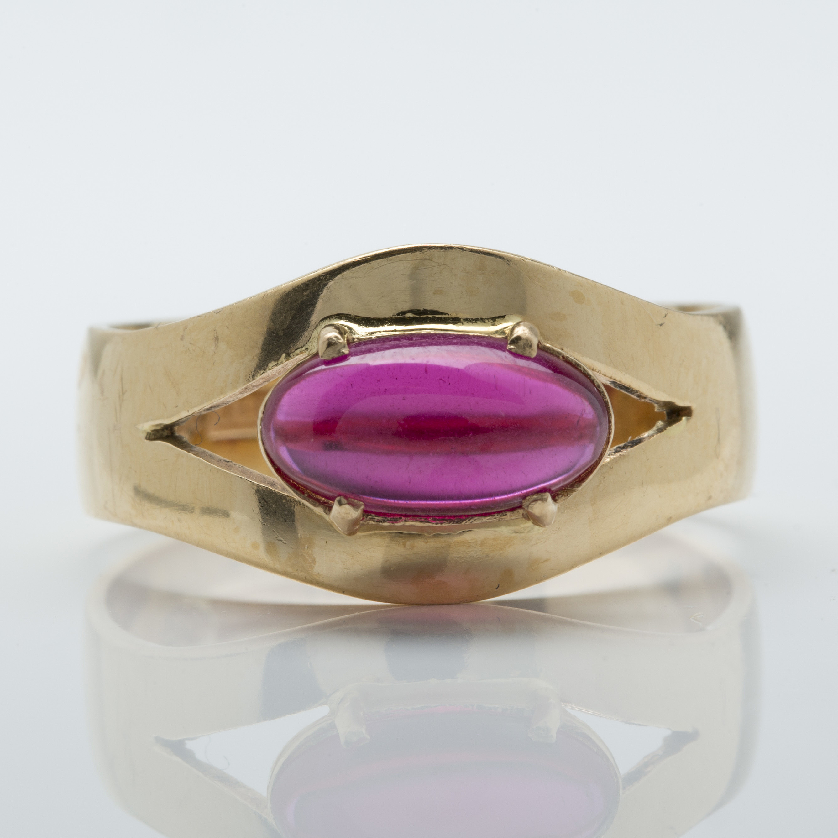 A cabochon-cut ruby ring. - Bukowskis