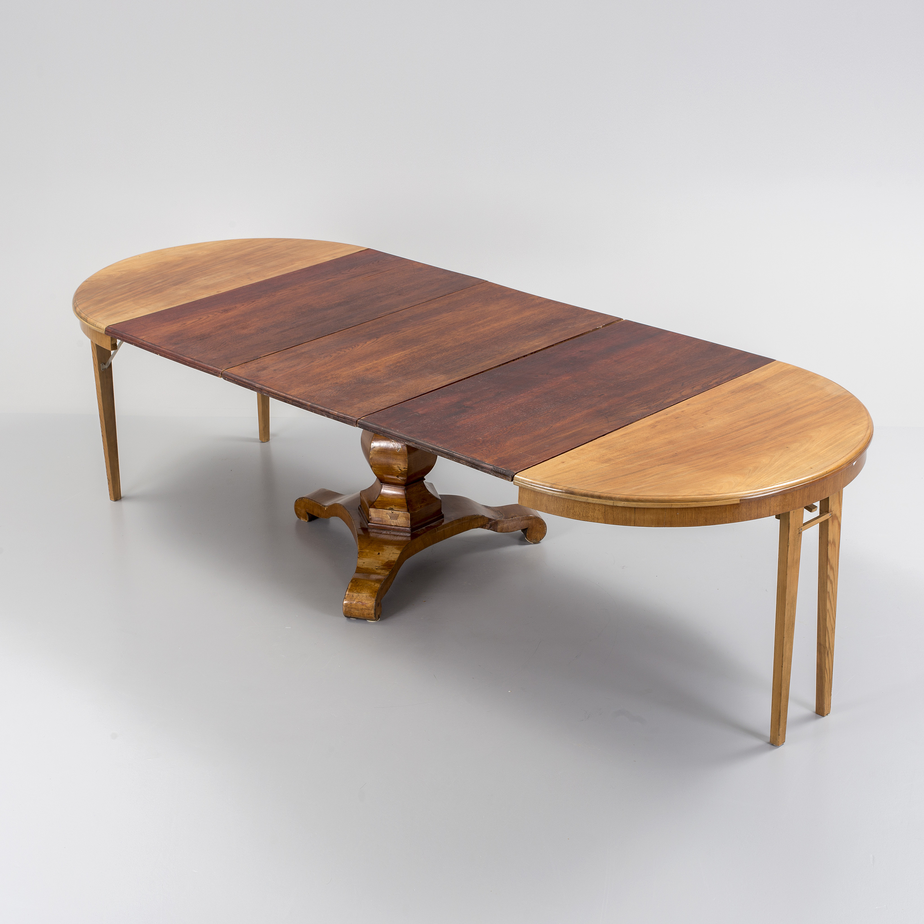 A mid 1800s dining table. - Bukowskis