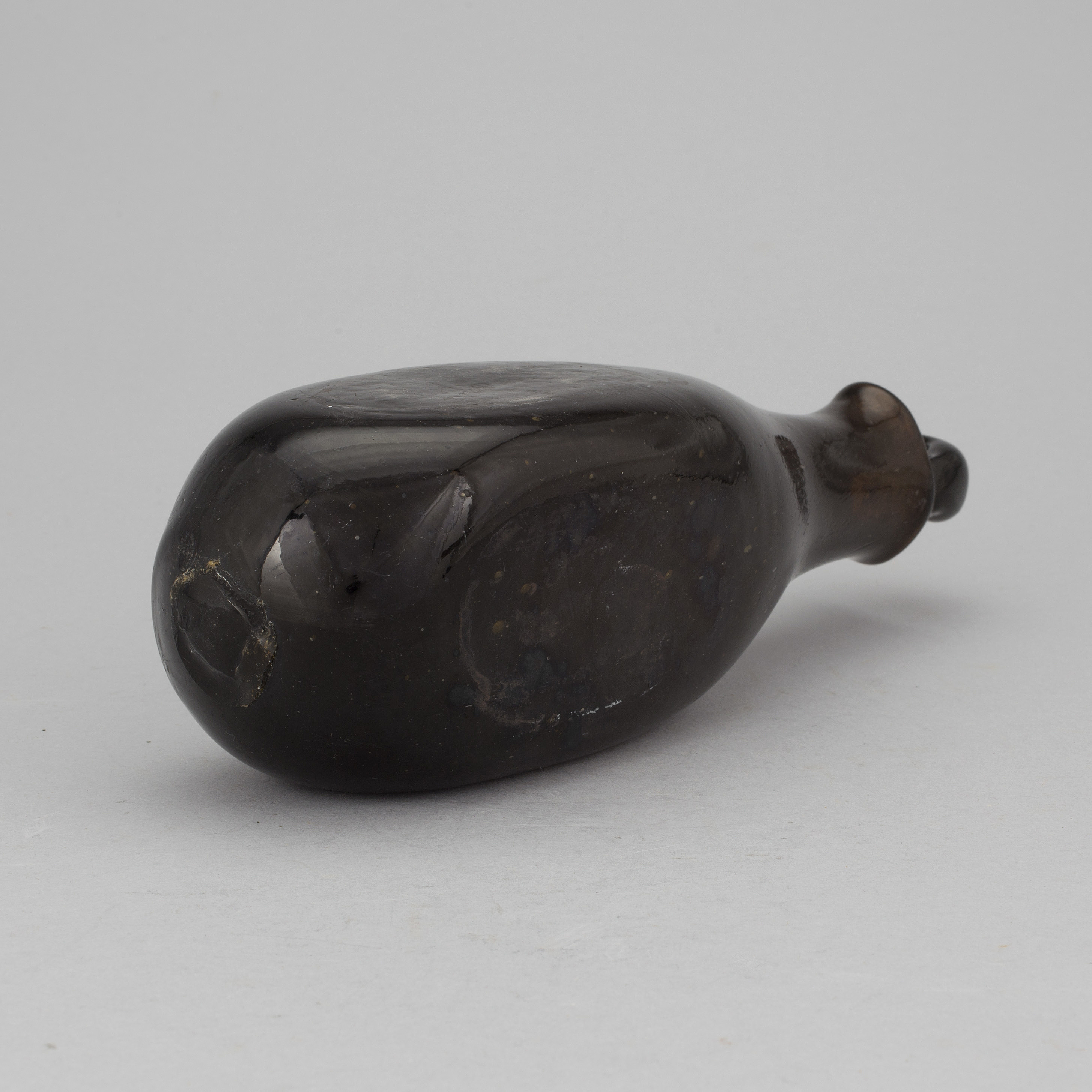 A glass 18th century glass bottle. - Bukowskis