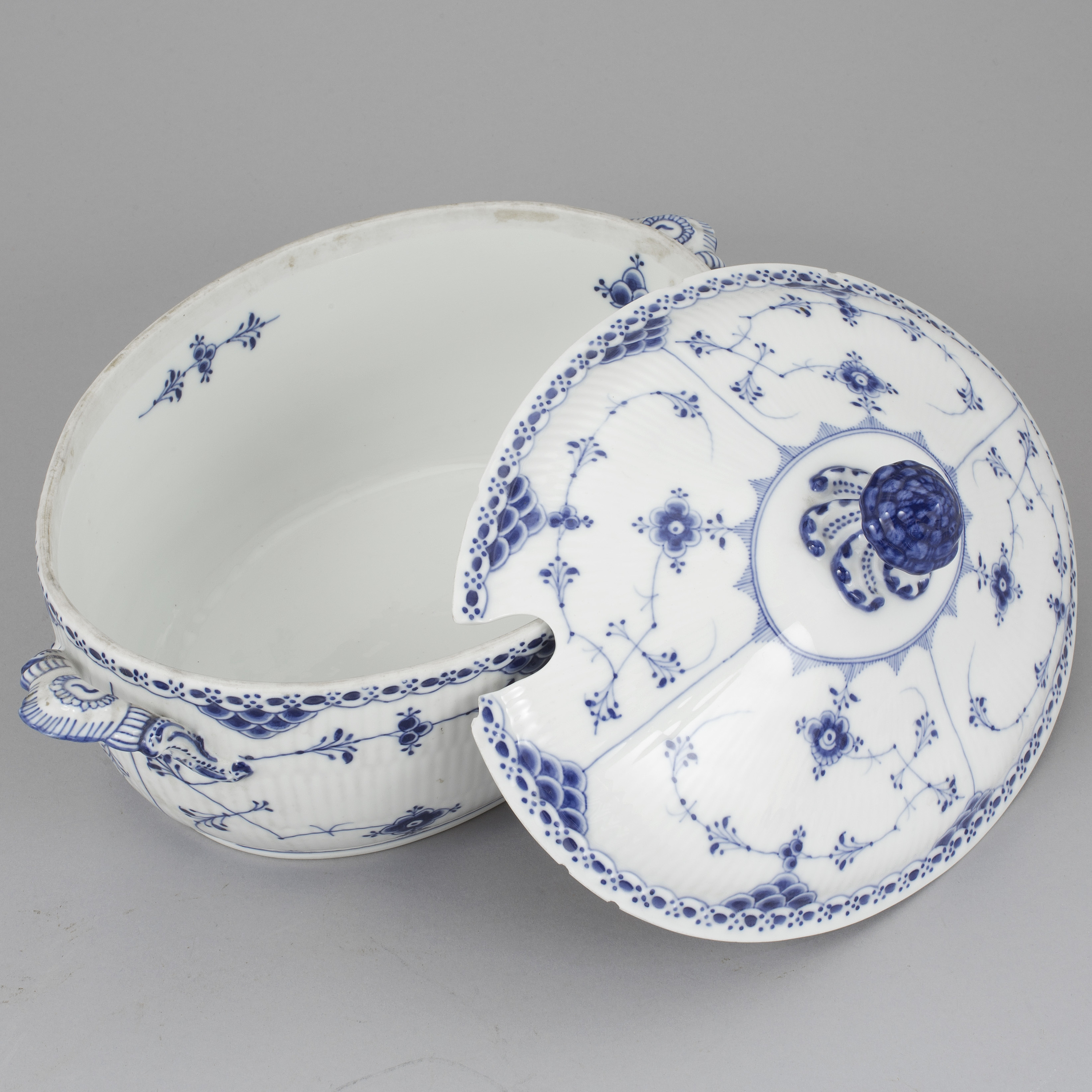 TERRIN, porslin, "Musselmalet", Royal Copenhagen. - Bukowskis