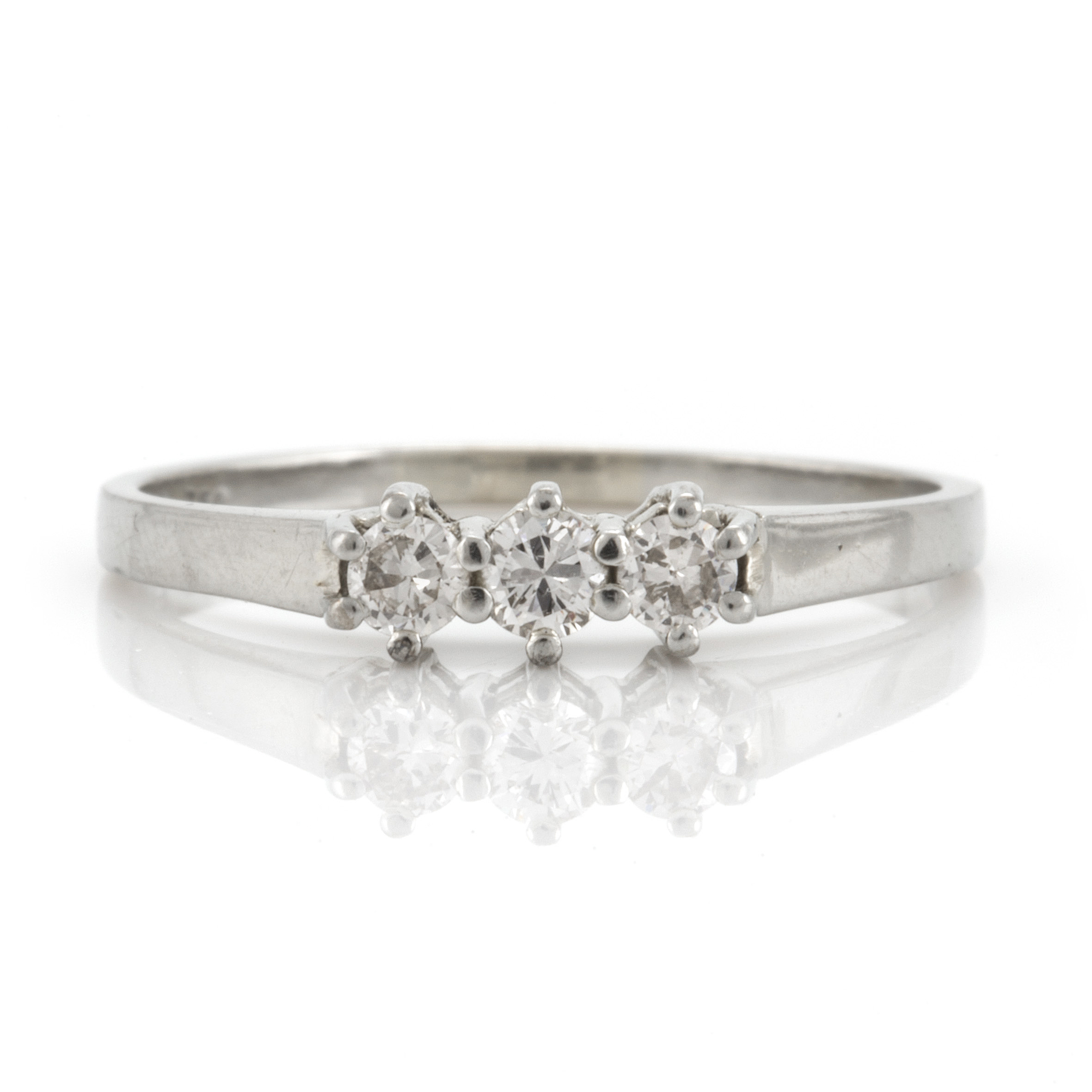 RING med tre briljantslipade diamanter. - Bukowskis