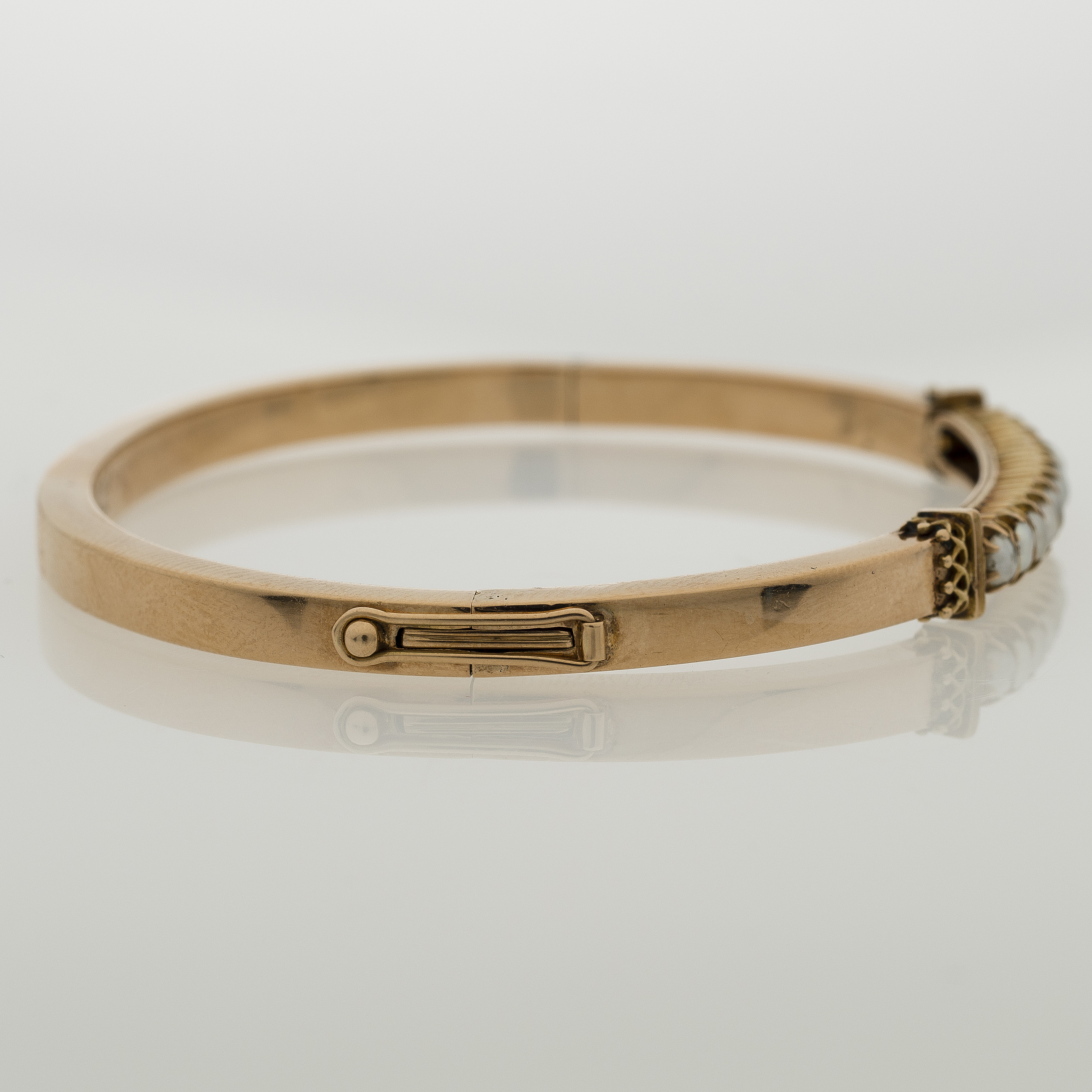 ARMRING, 14K (56) guld, pärlor. St Petersburg. - Bukowskis